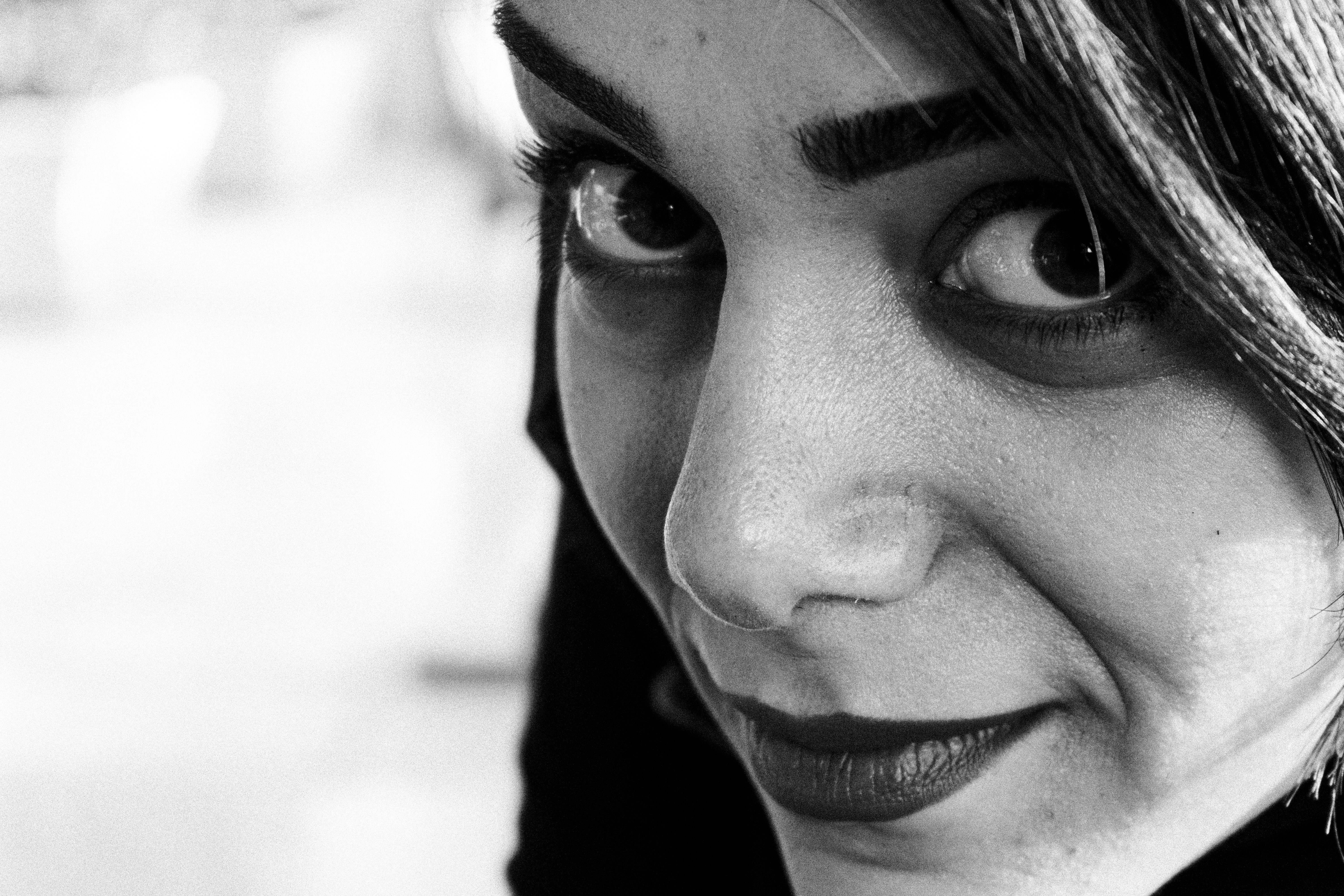 Close-up Mischief: A Glimpse of Warm Confidence