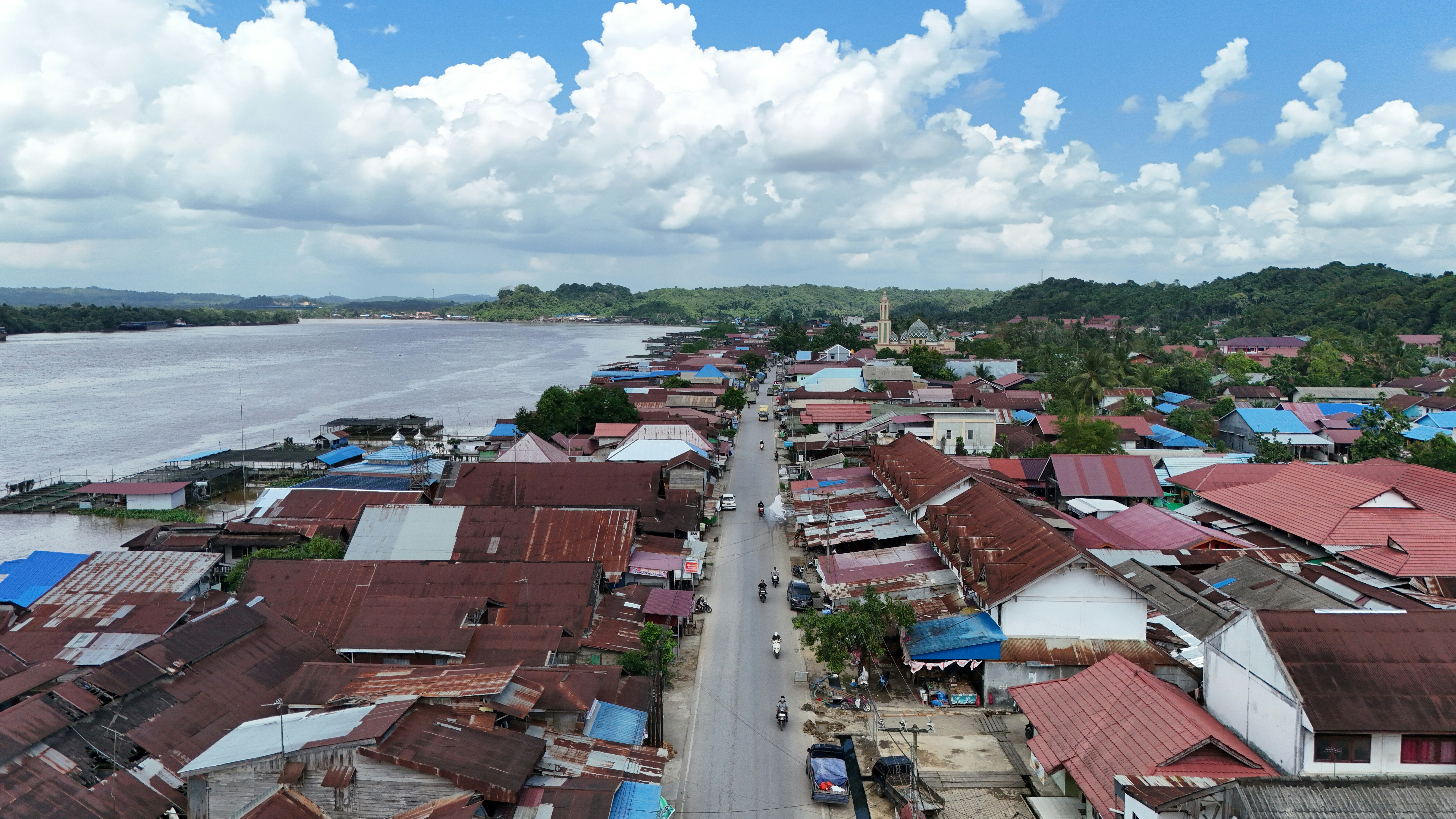 Riverside Streetscape: A Distant Village Unfolds Along the Water