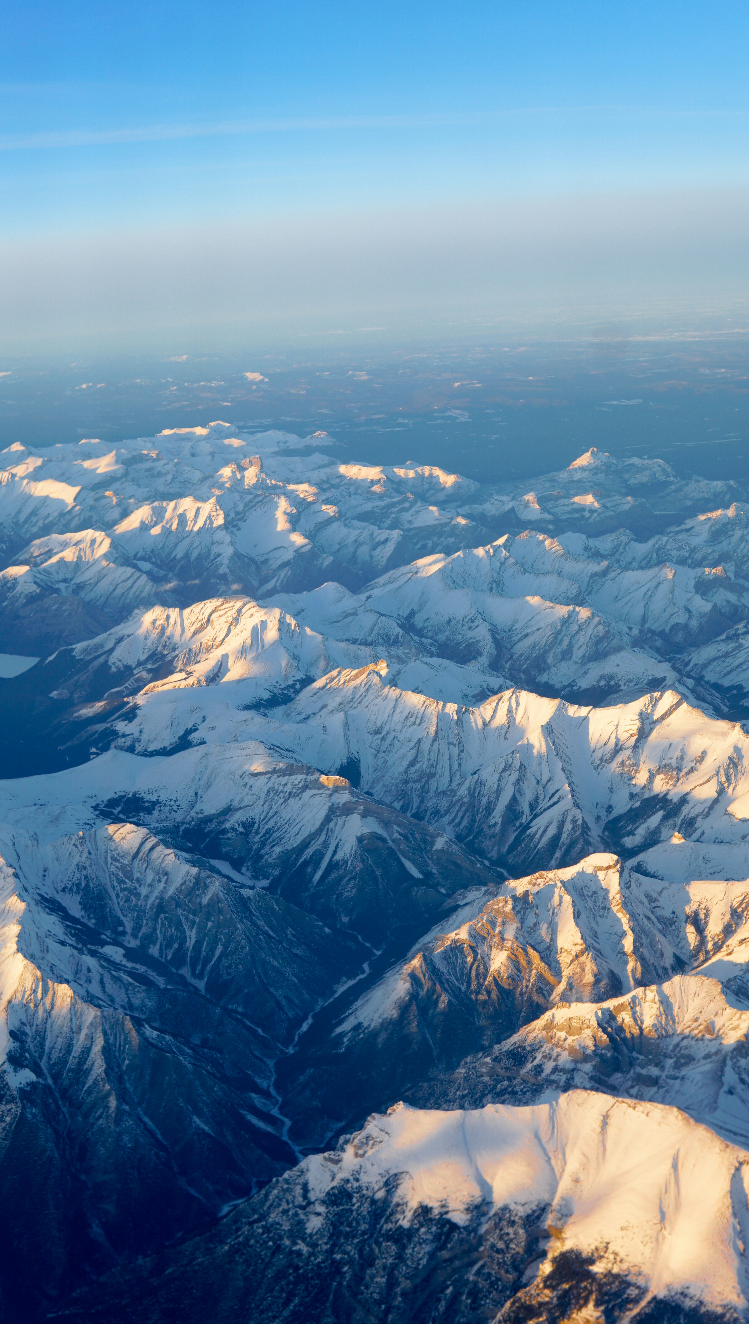 Above the Sea of Snow: A Sunlit Ridge Across the Alps