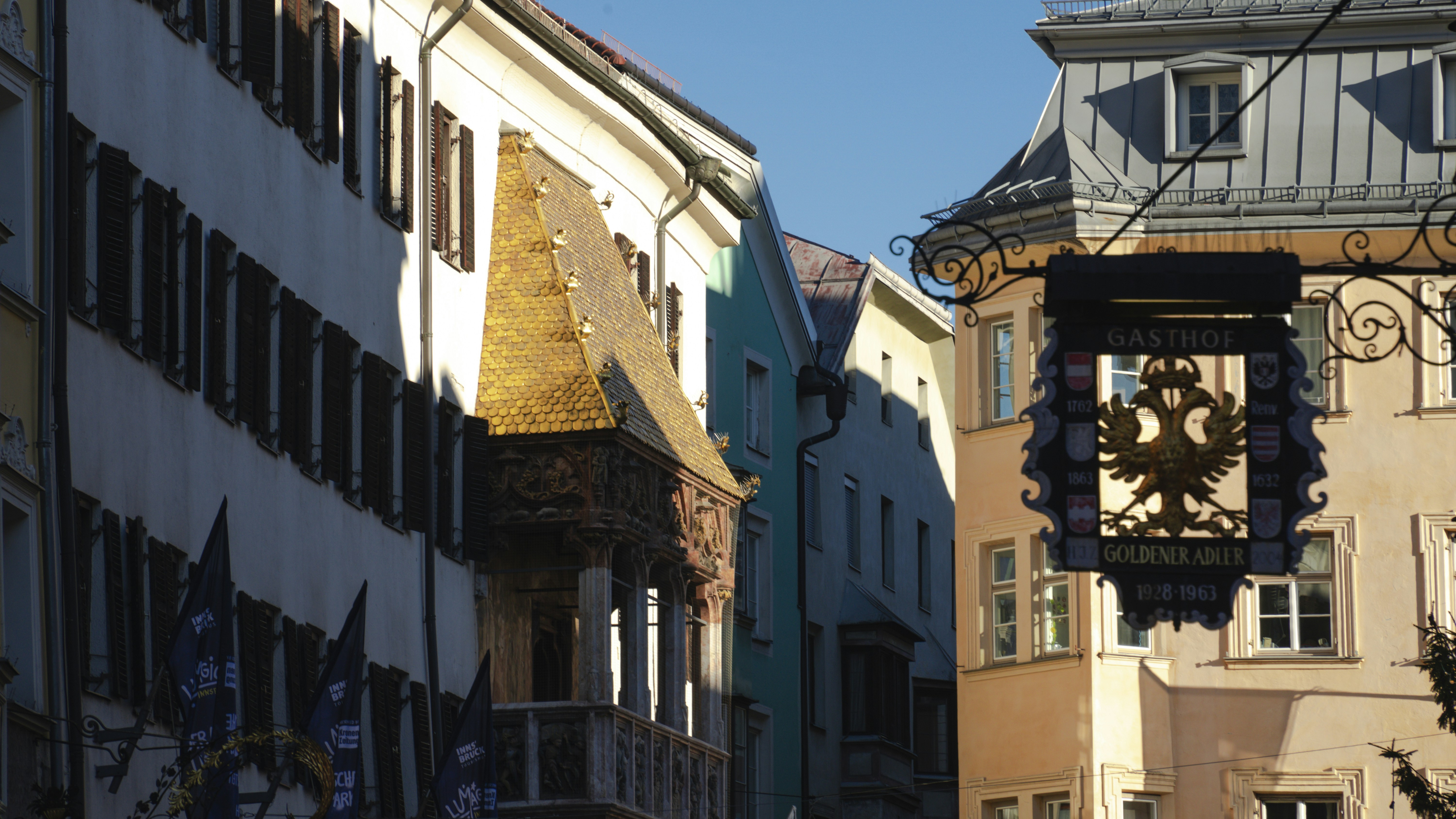 Golden Sign, Quiet Old Town