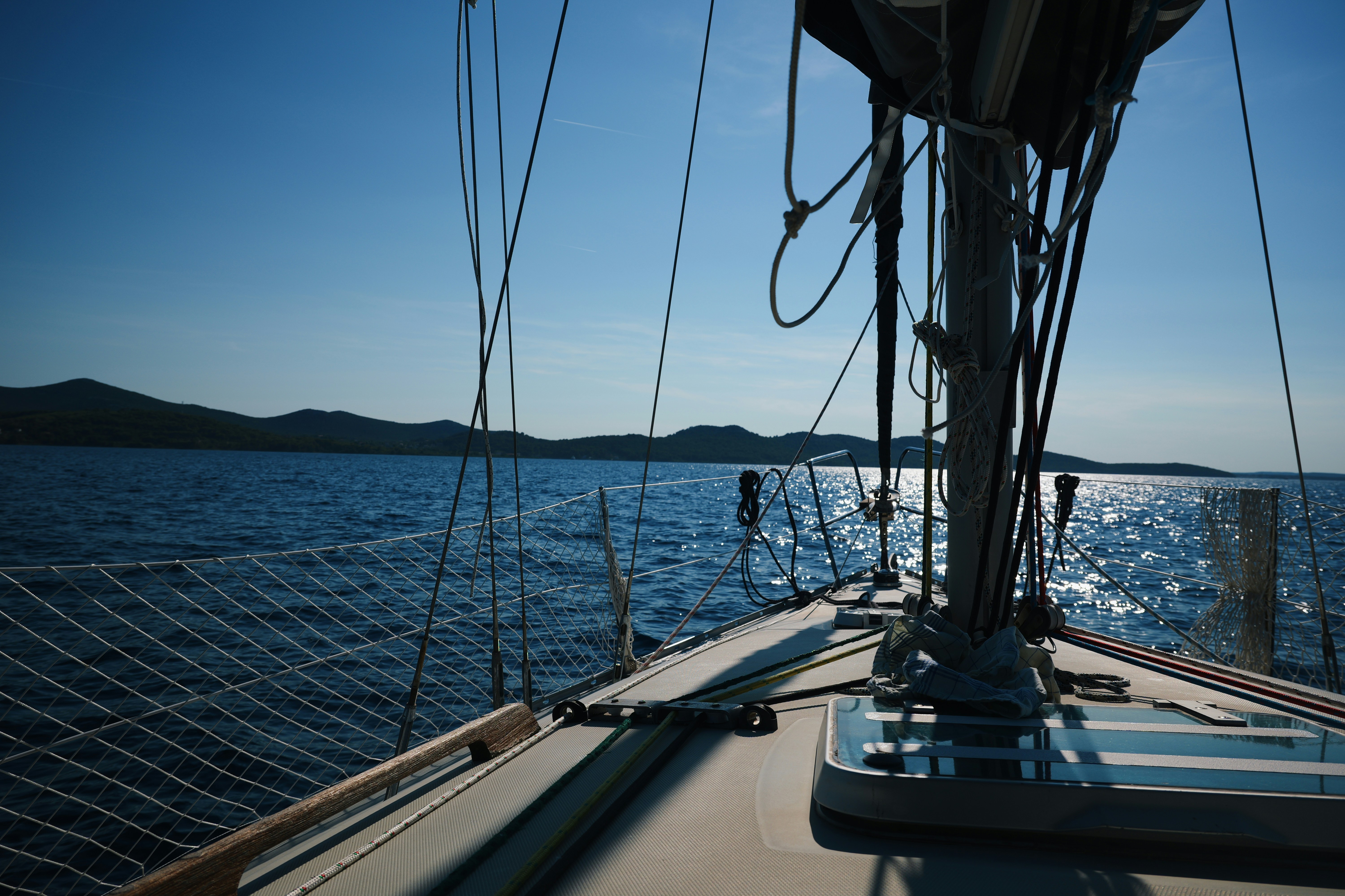 Toward the Horizon: A Sailboat’s Quiet Bow into the Blue