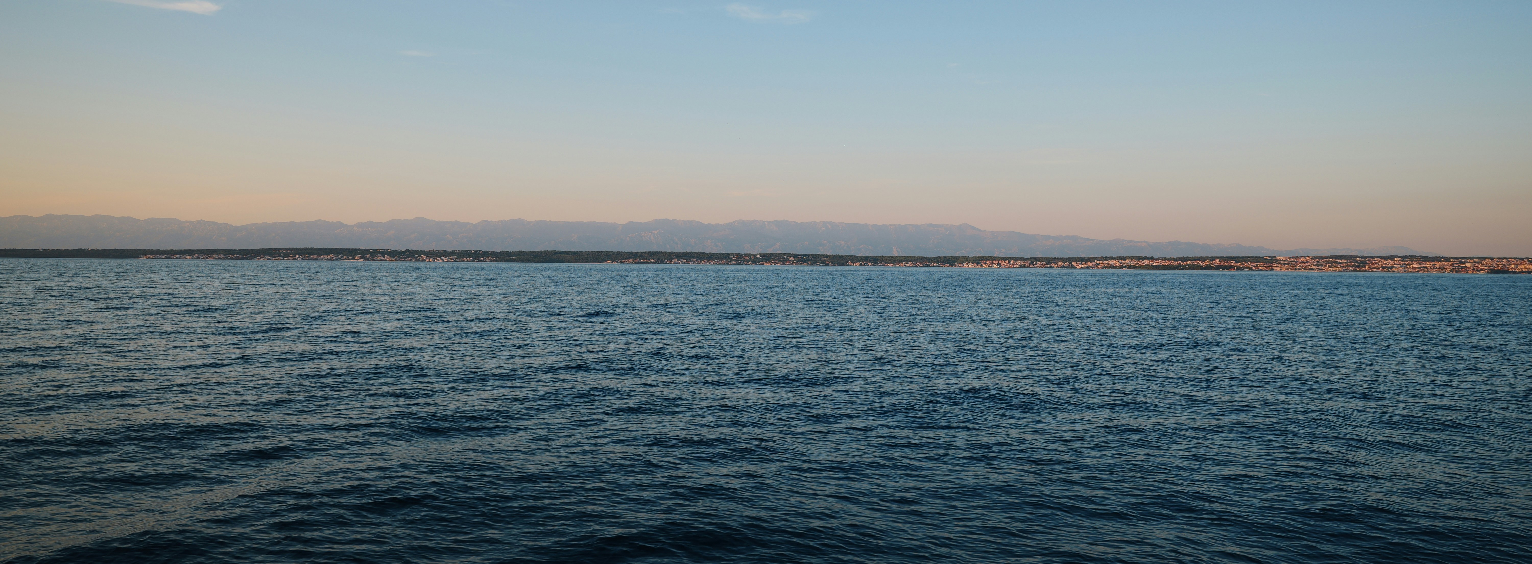 Horizon Quiet: Sea Meets Sky at Dusk