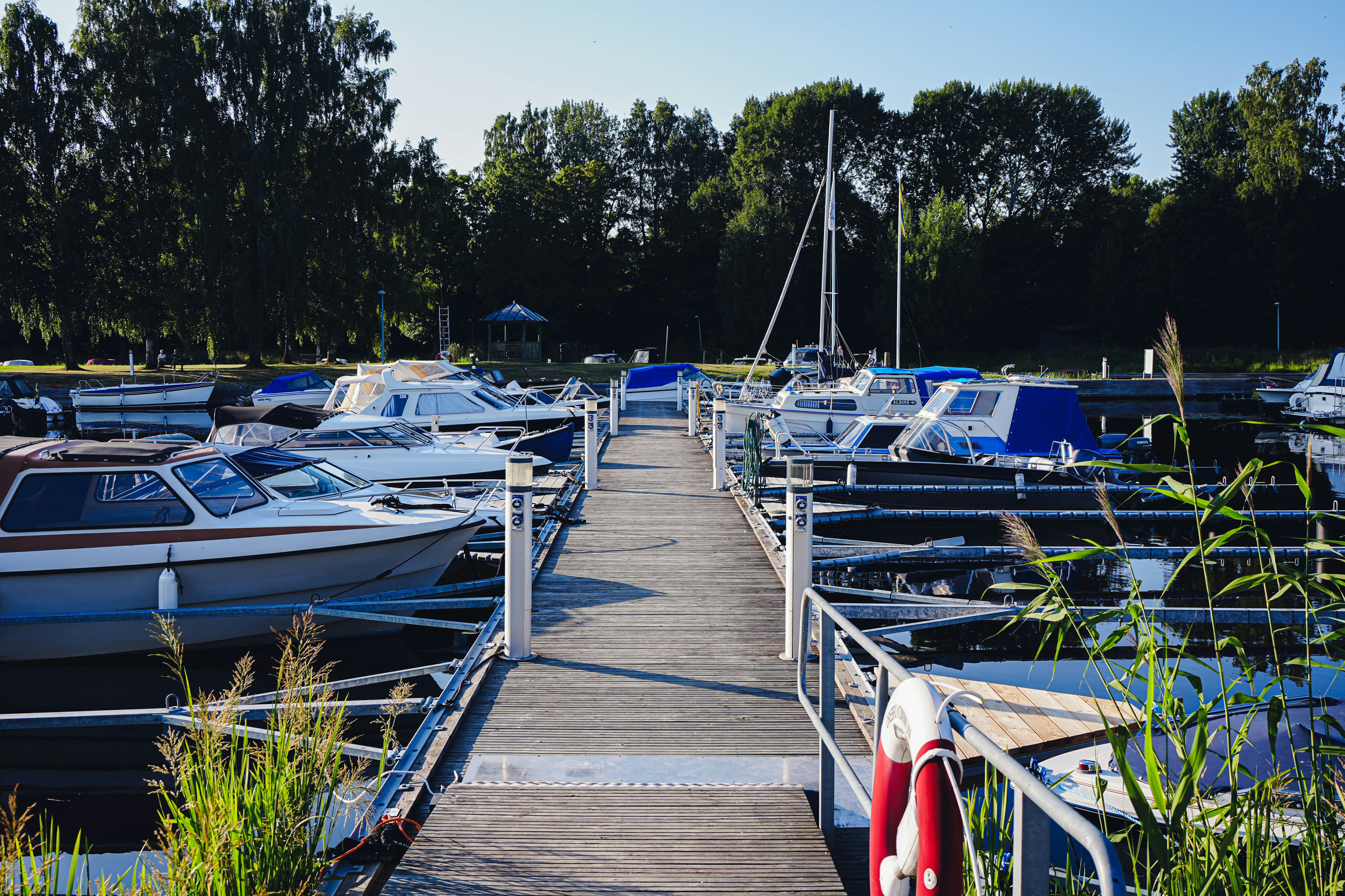 Symmetrical Marina Pathway: Boats Docked on a Calm Summer Morning