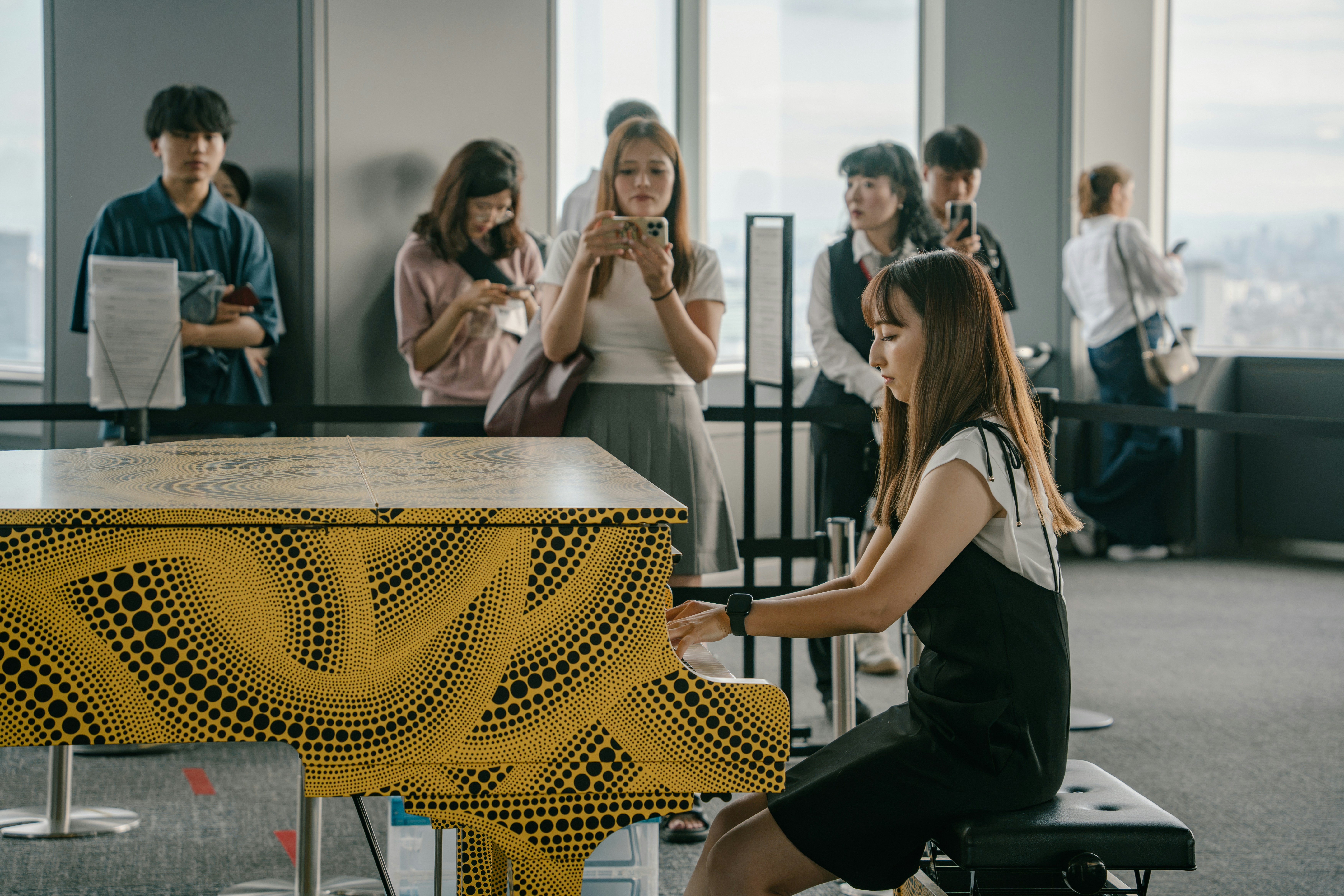 Piano in the Gallery: A solo performer and a silent audience