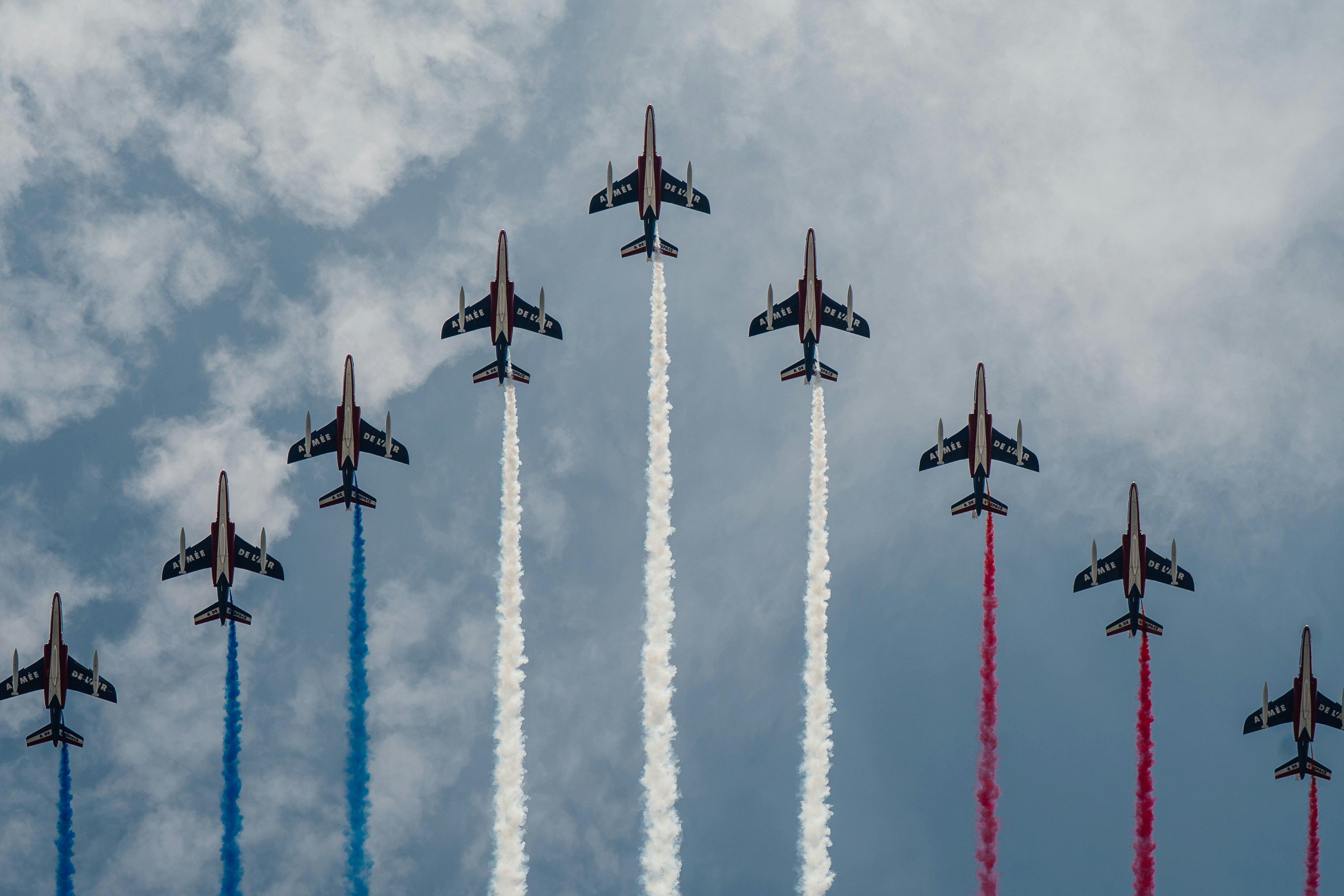 Vivid Skyline: A Formation of Color-Streaked Jets