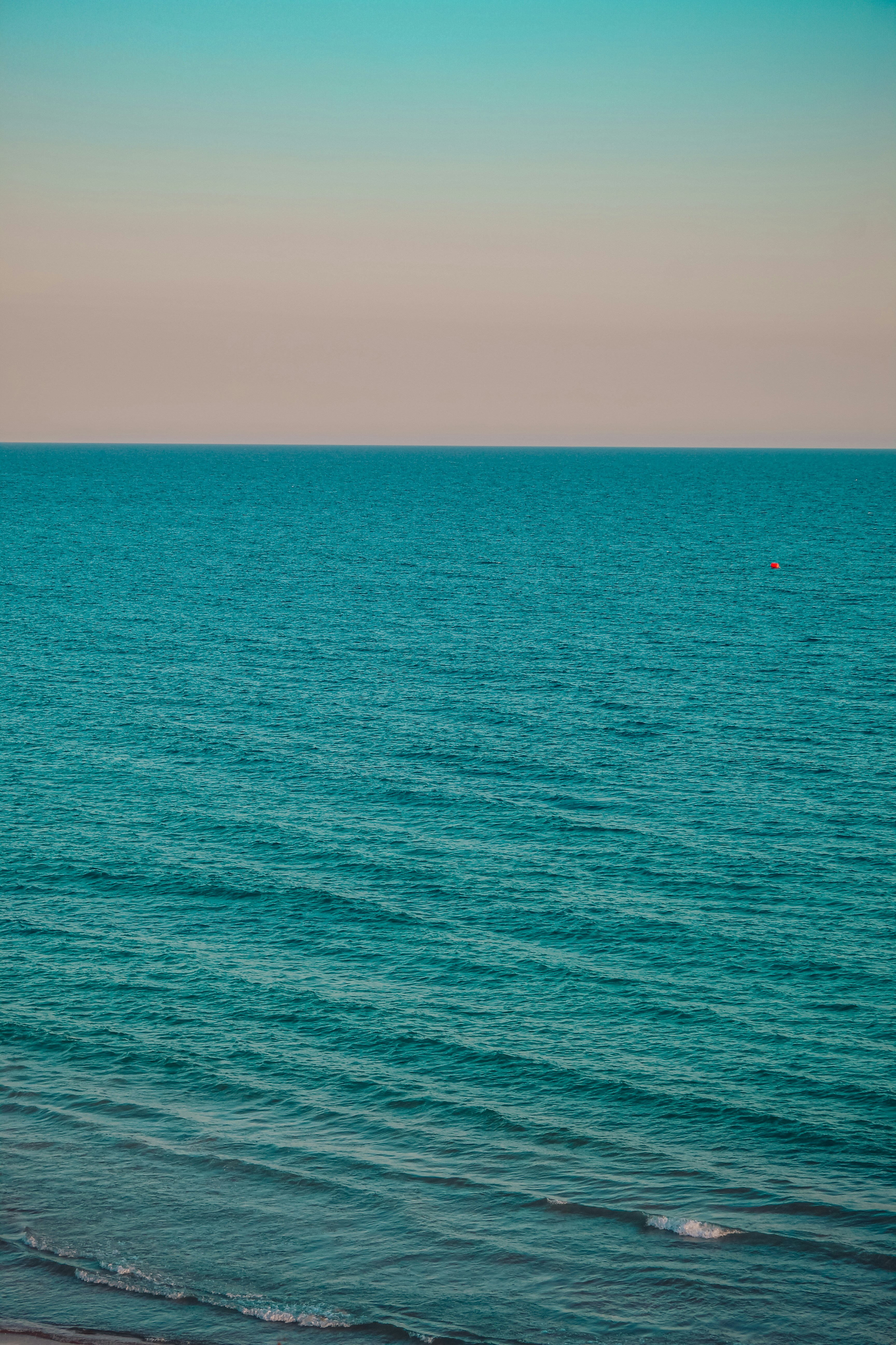 Calm Horizon: A Sea in Gradient Blue