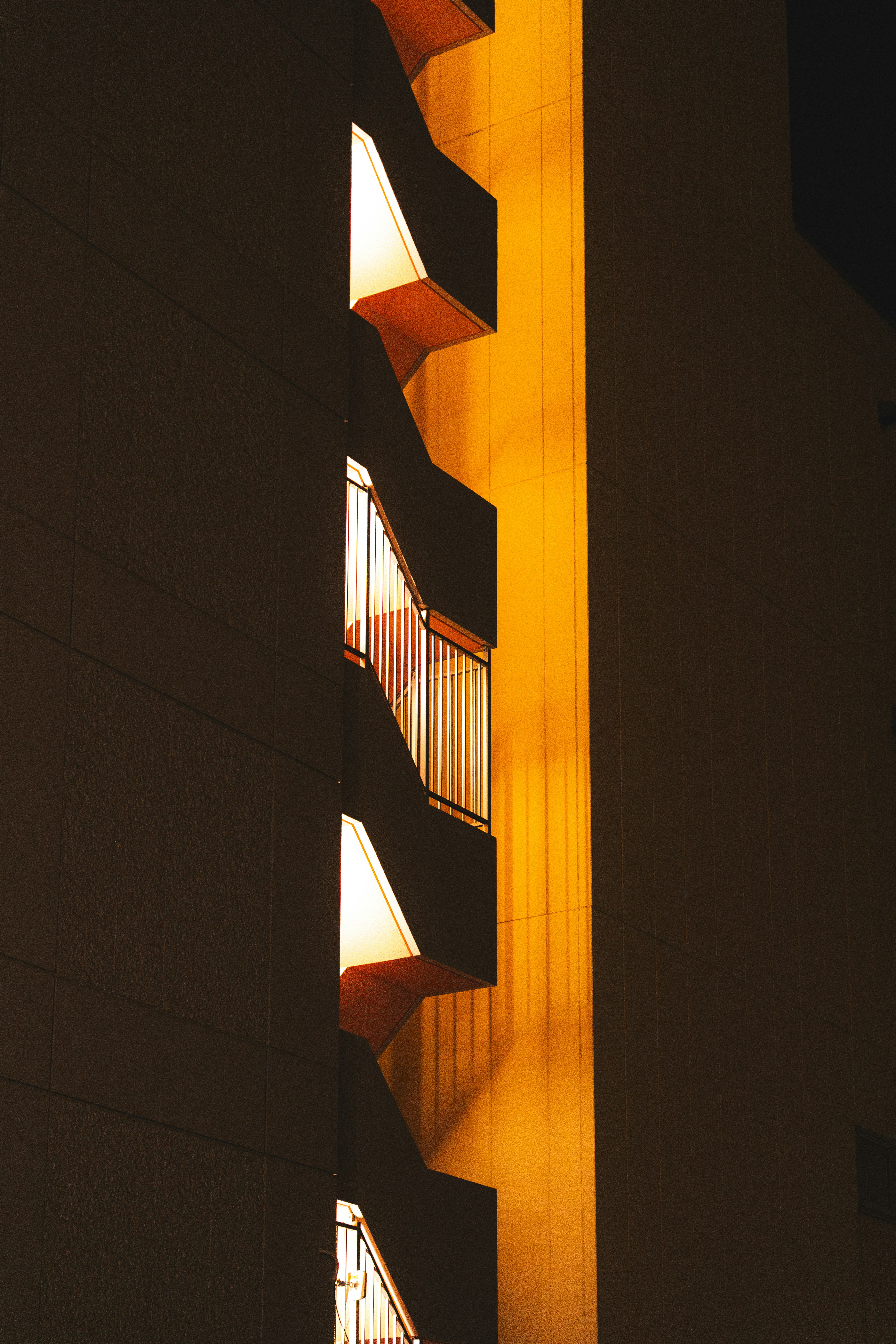 Gold Geometry: Evening Light Traces on a Vertical Facade