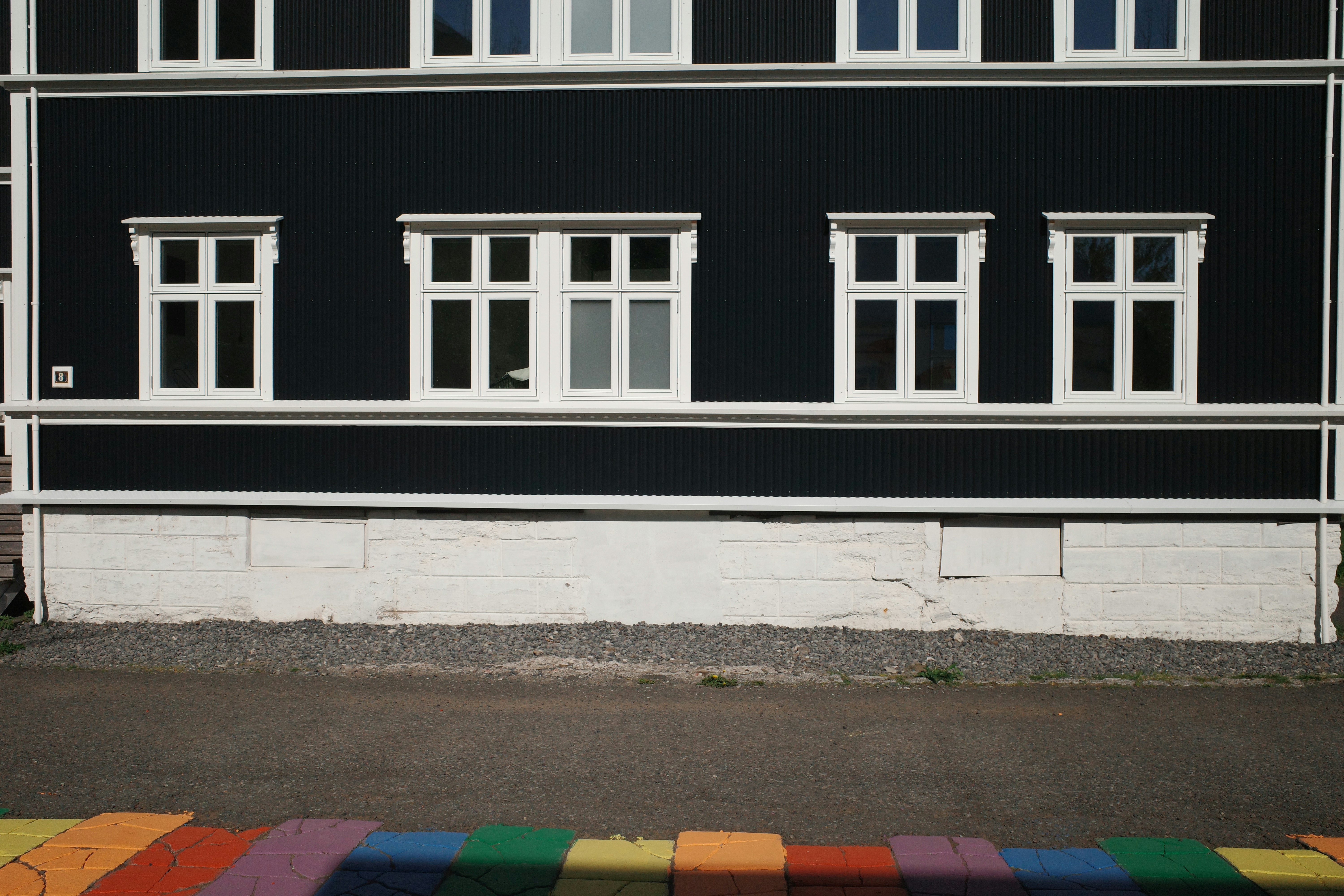 Chromatic curb meets classic facade