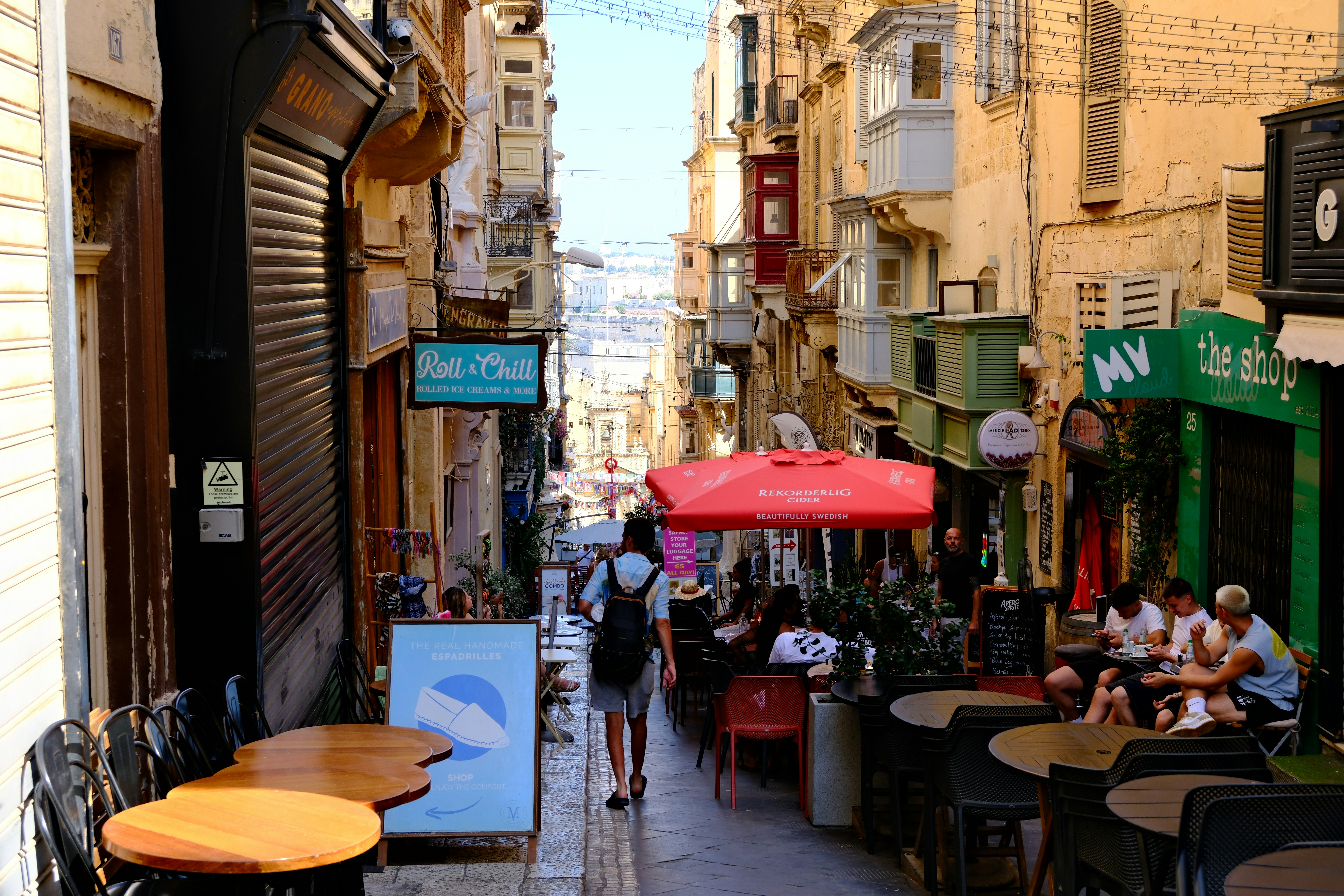 Cobbled Alley Café Verge: Sunlit Terrace Between Old Town Shops