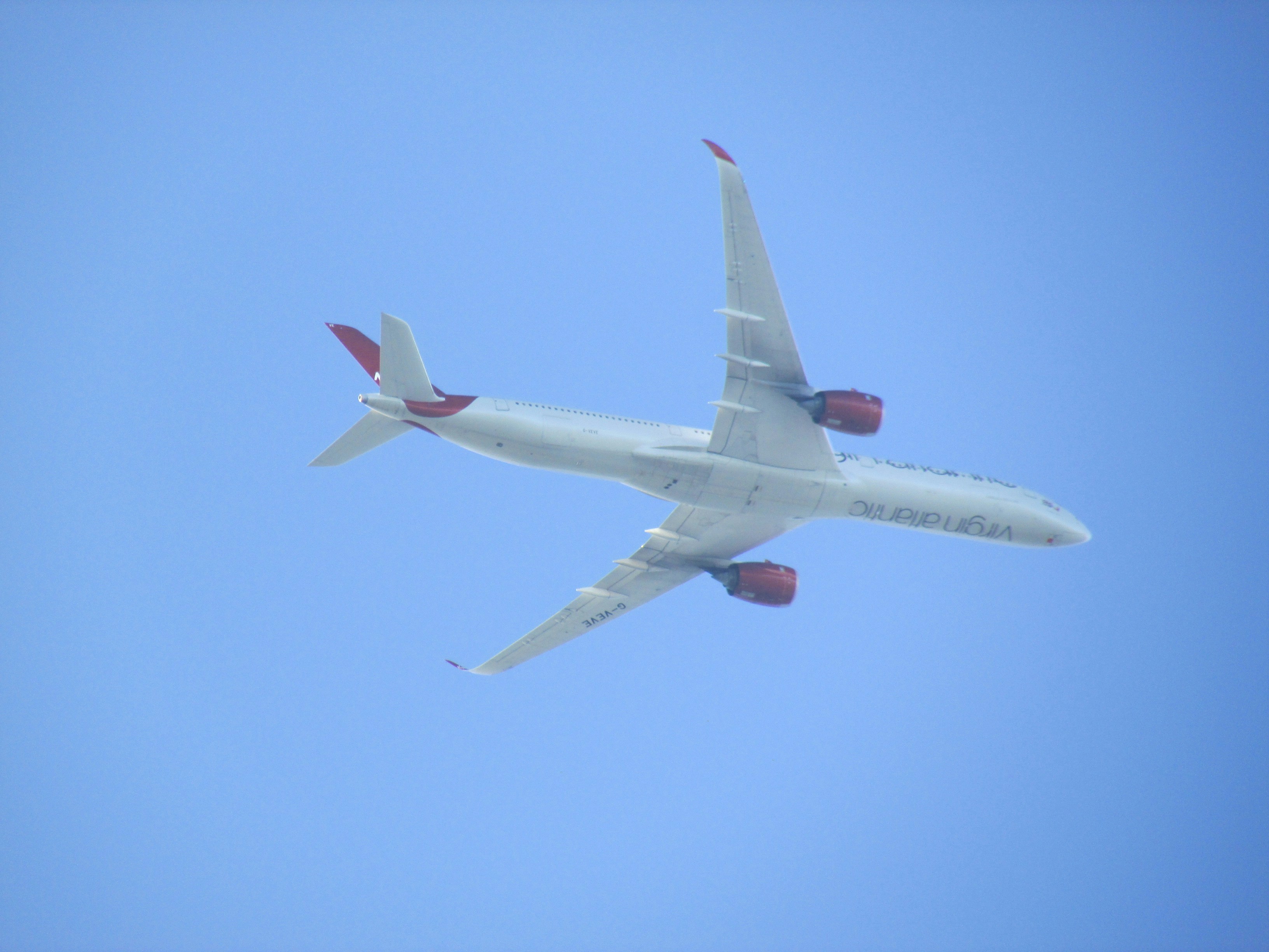Airliner in azure: a lone Jet slices through a clear sky