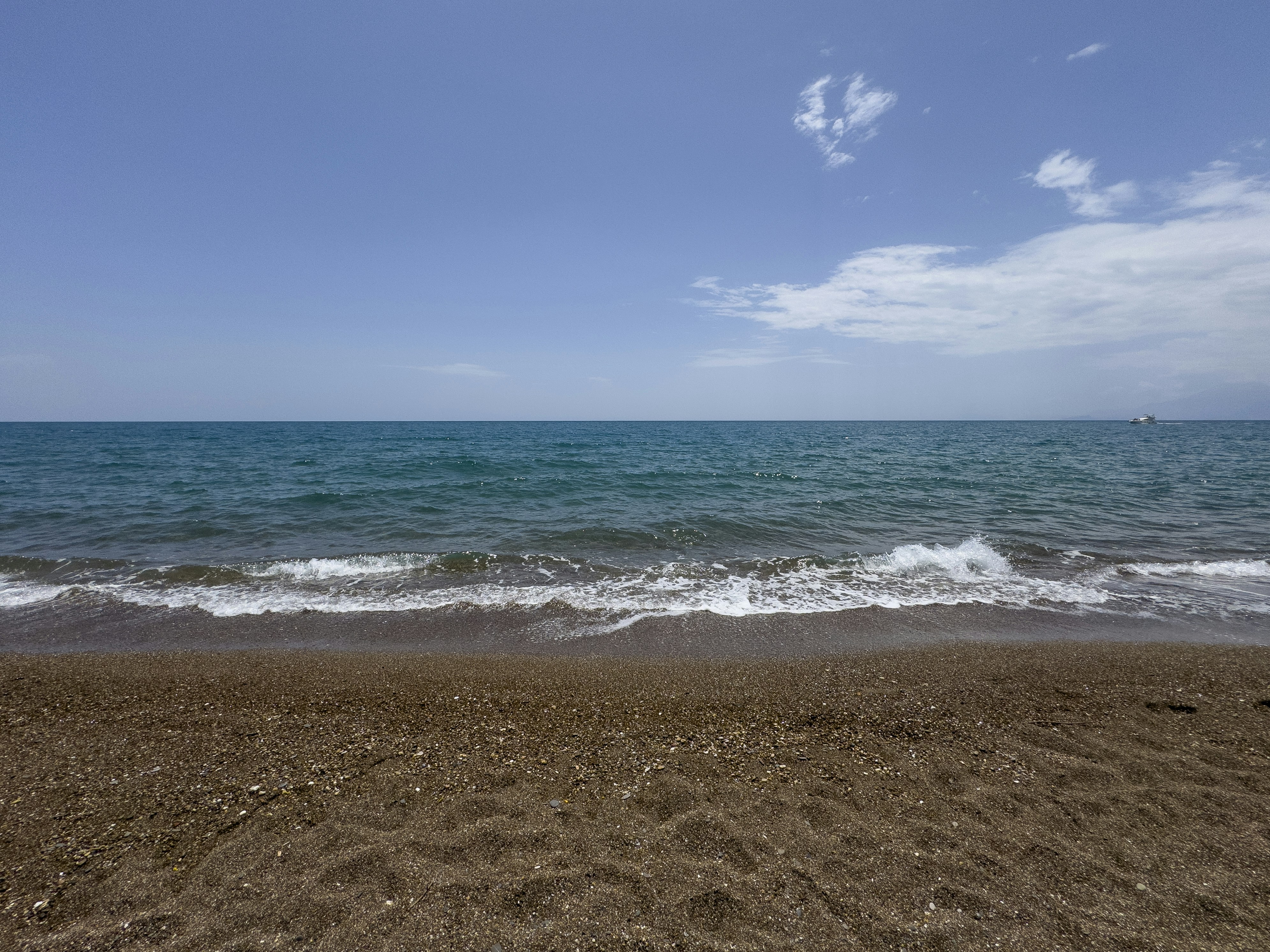 Horizon Limn: Sea, Sand, and Sky in Quiet Beach Tone