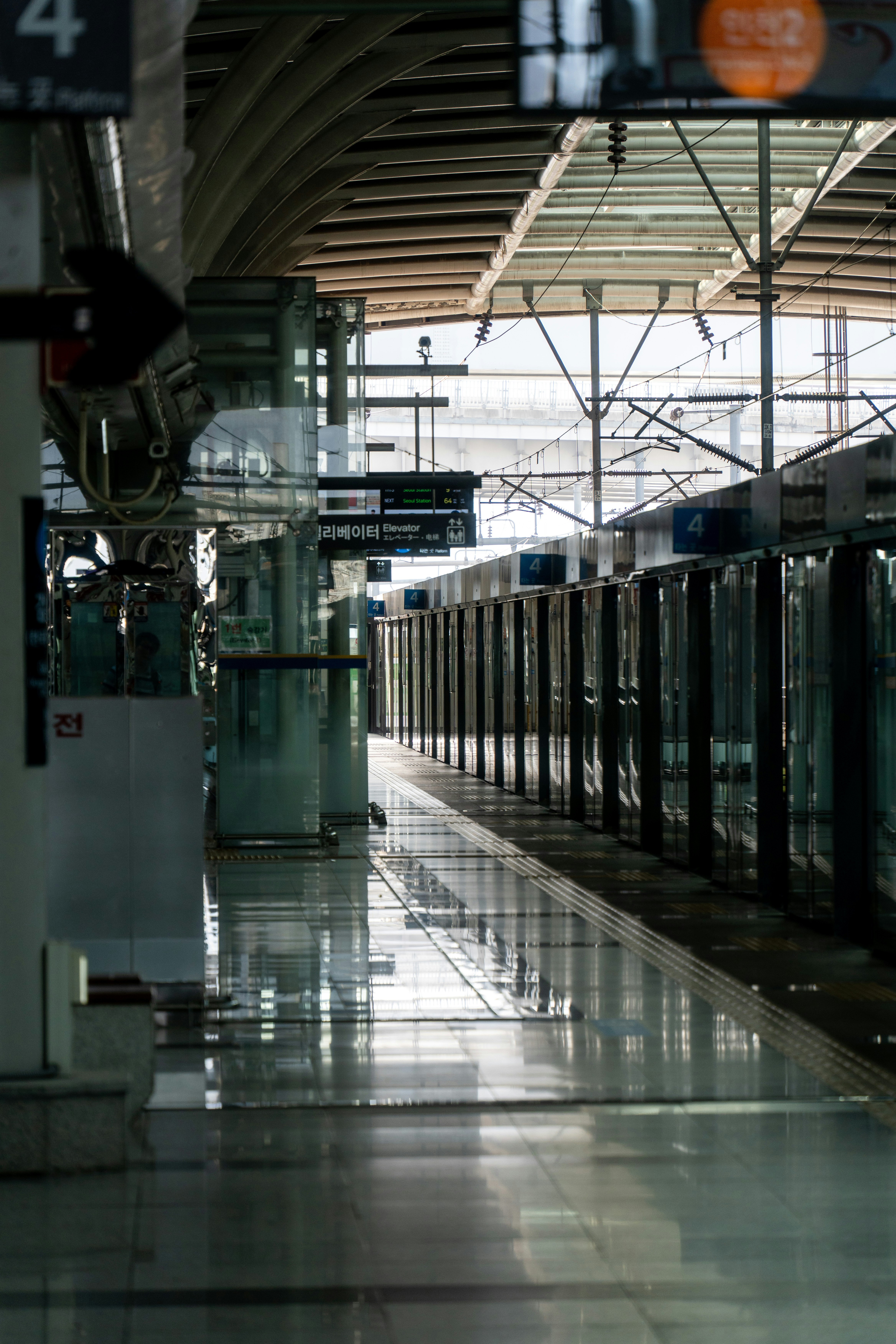 Quiet Platform: A Symmetry of Rails and Reflections