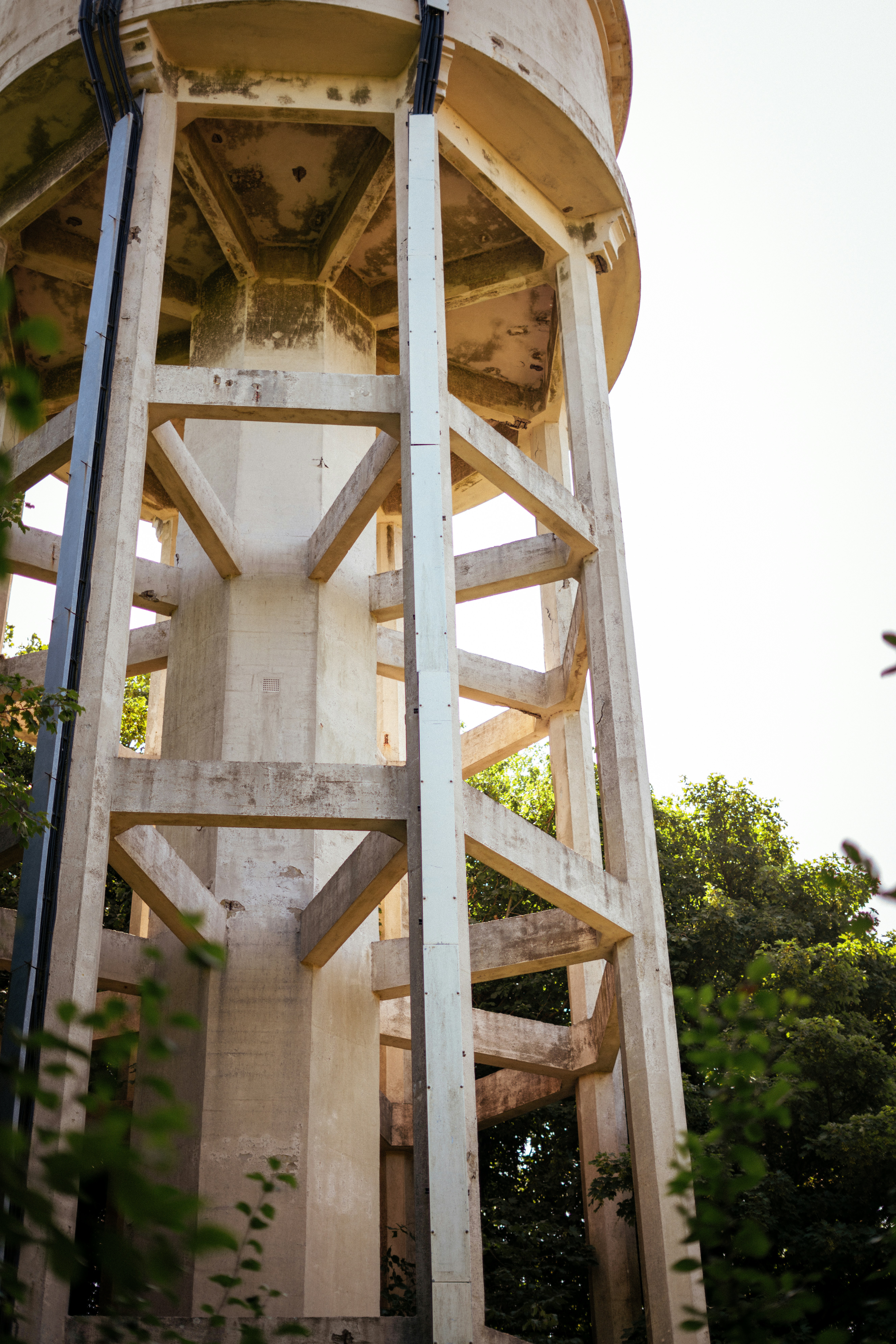 Concrete Tower of Frames: A Staircase to Sky