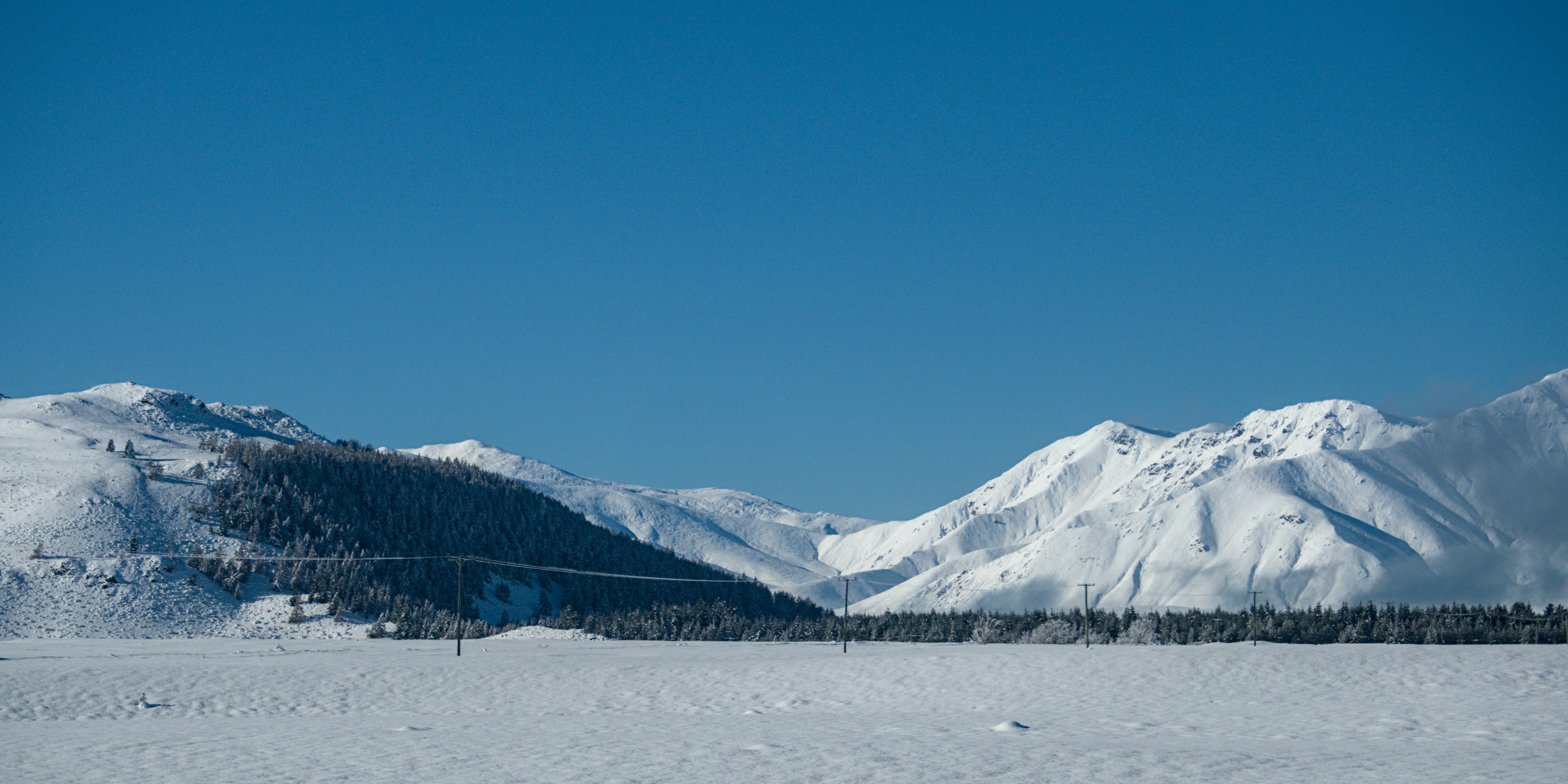 Snowbound Crest: A Quiet Alpine Horizon
