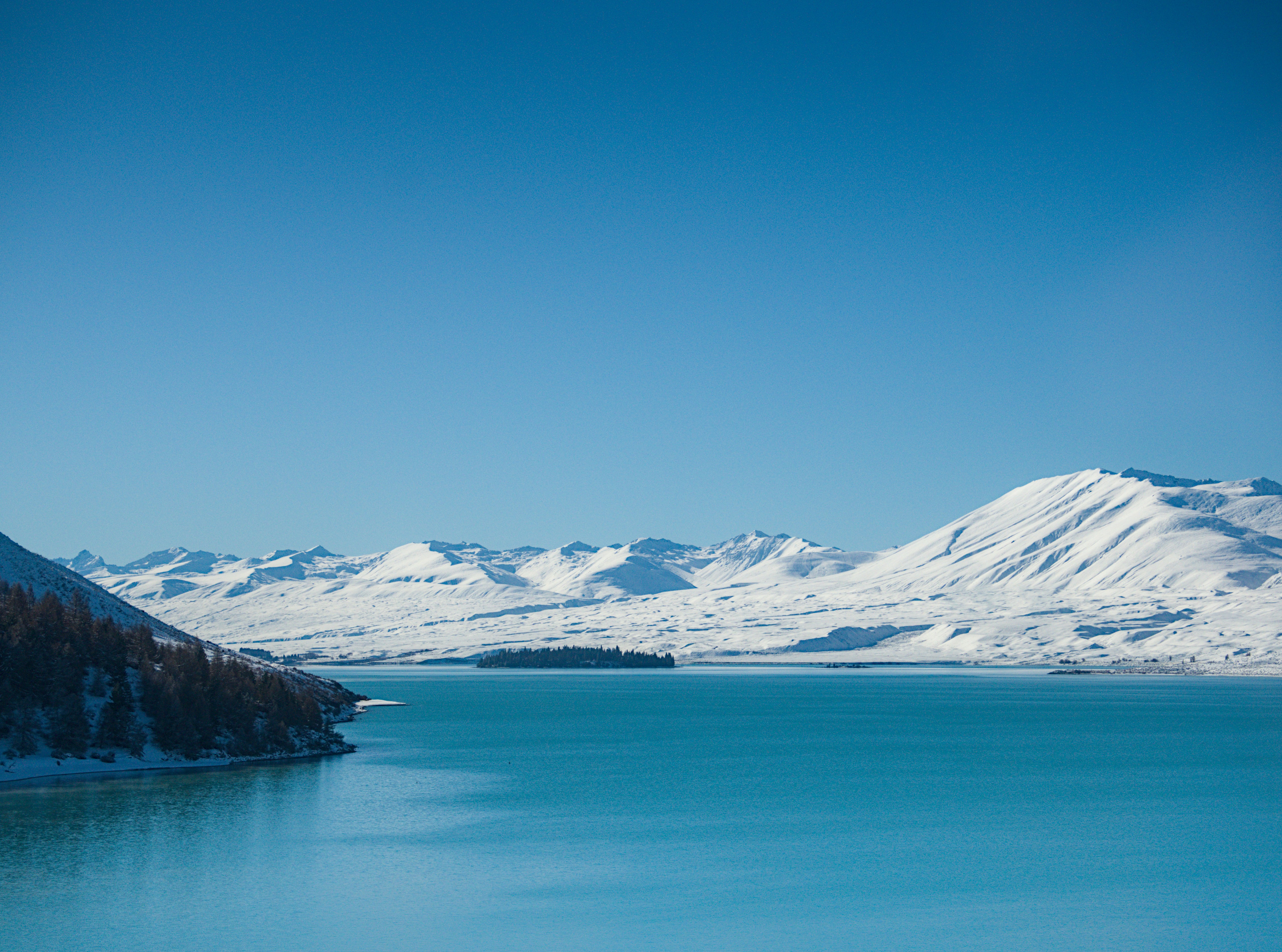 Serene Snow-Capped Range Over a Pristine Alpine Lake