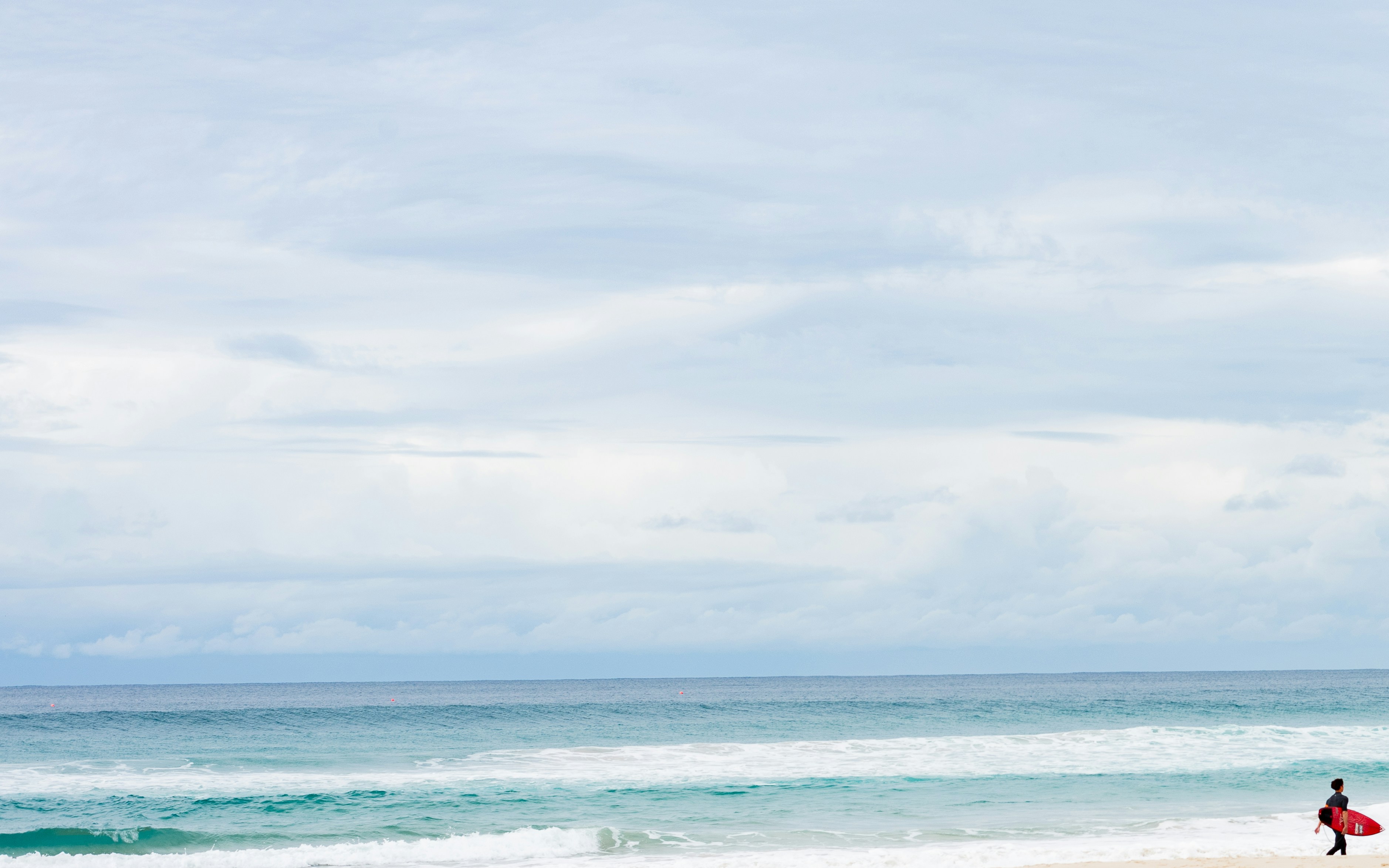 Midday Horizon: A Quiet Surf Portrait at the Tidal Line