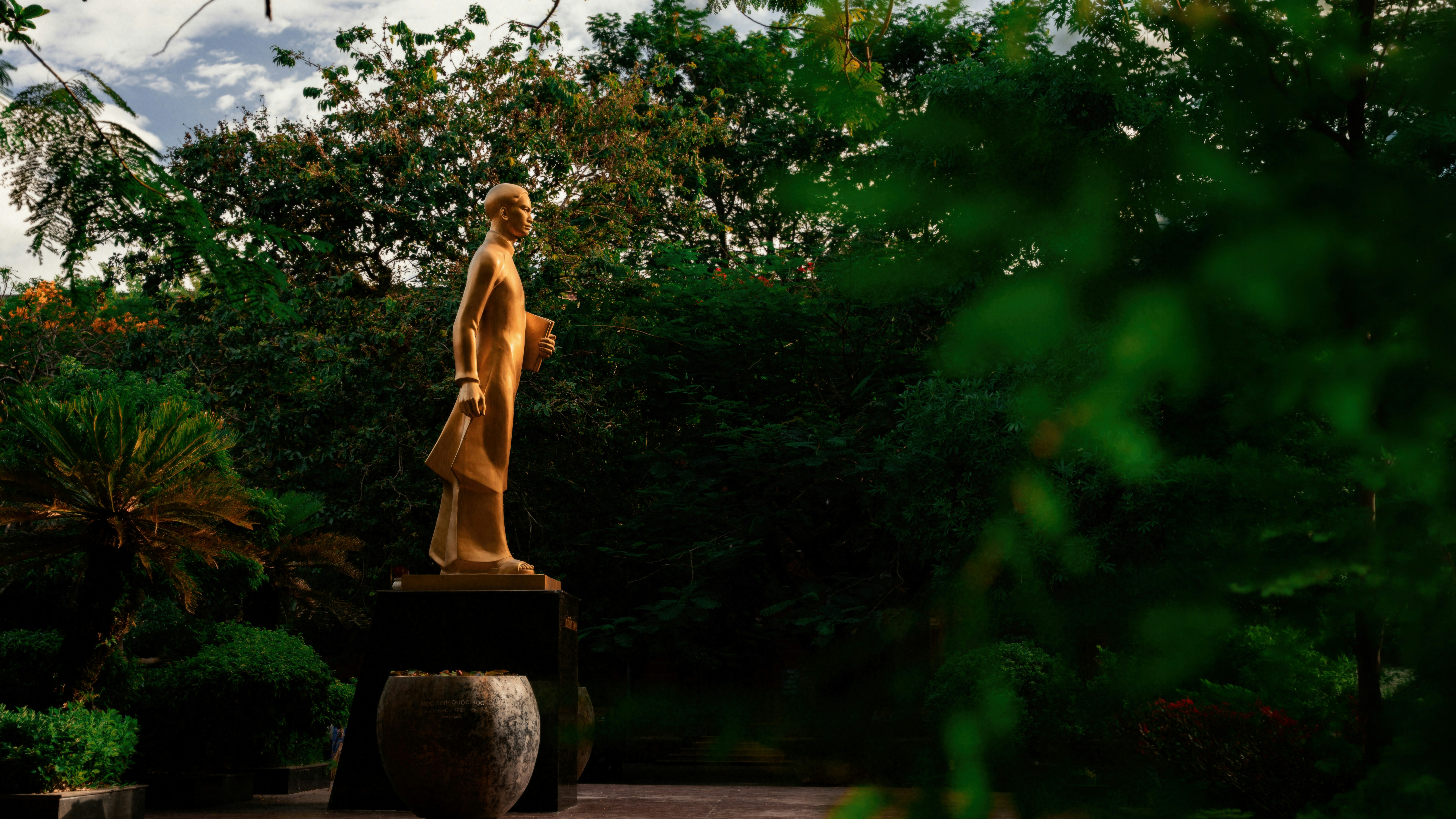 Solitary Marble: A Statue Stands Graceful Amid Garden Shadow