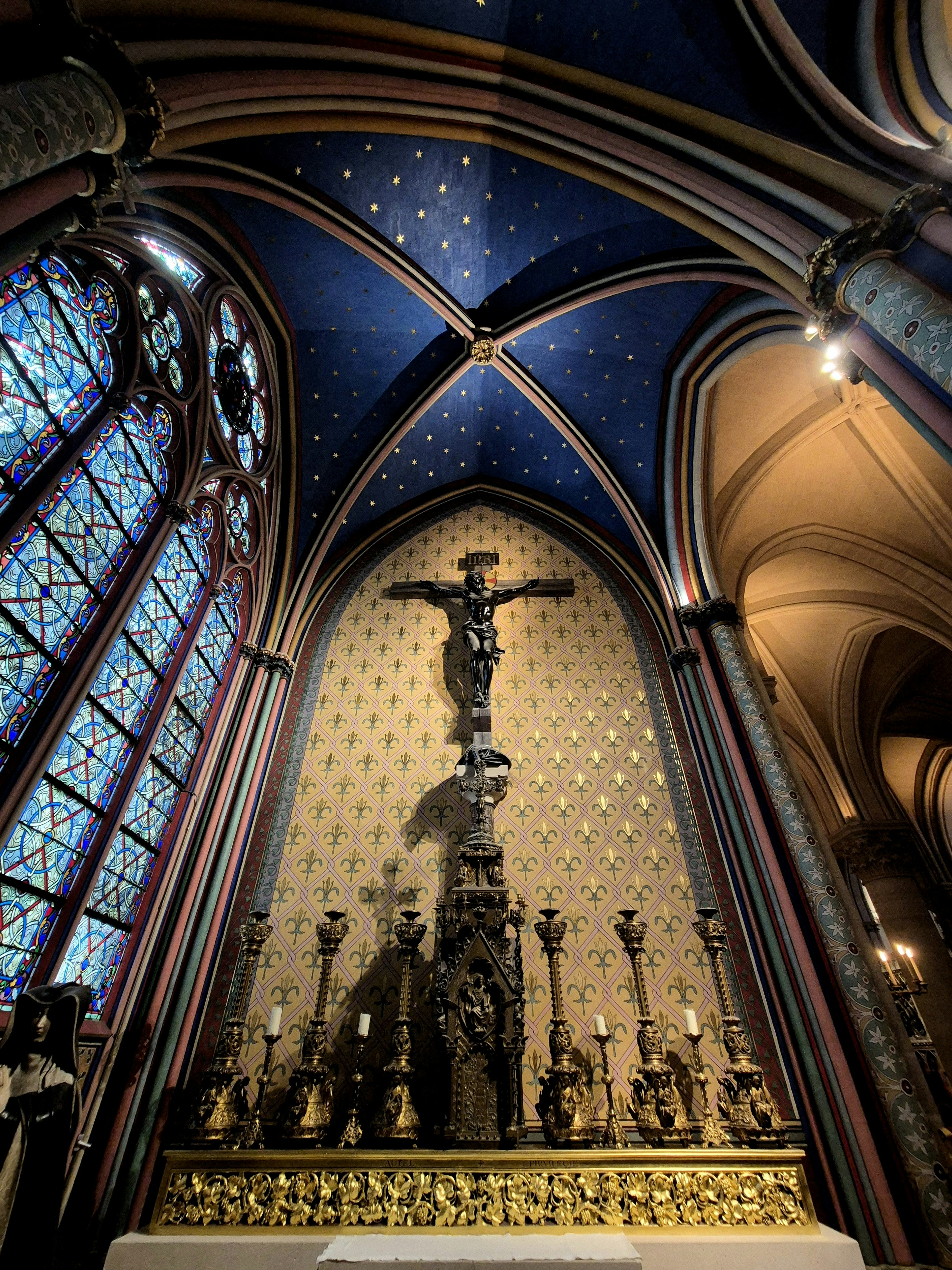 Cruciform Cathedral Altar: Gothic Saint-Thomas in Stained Light