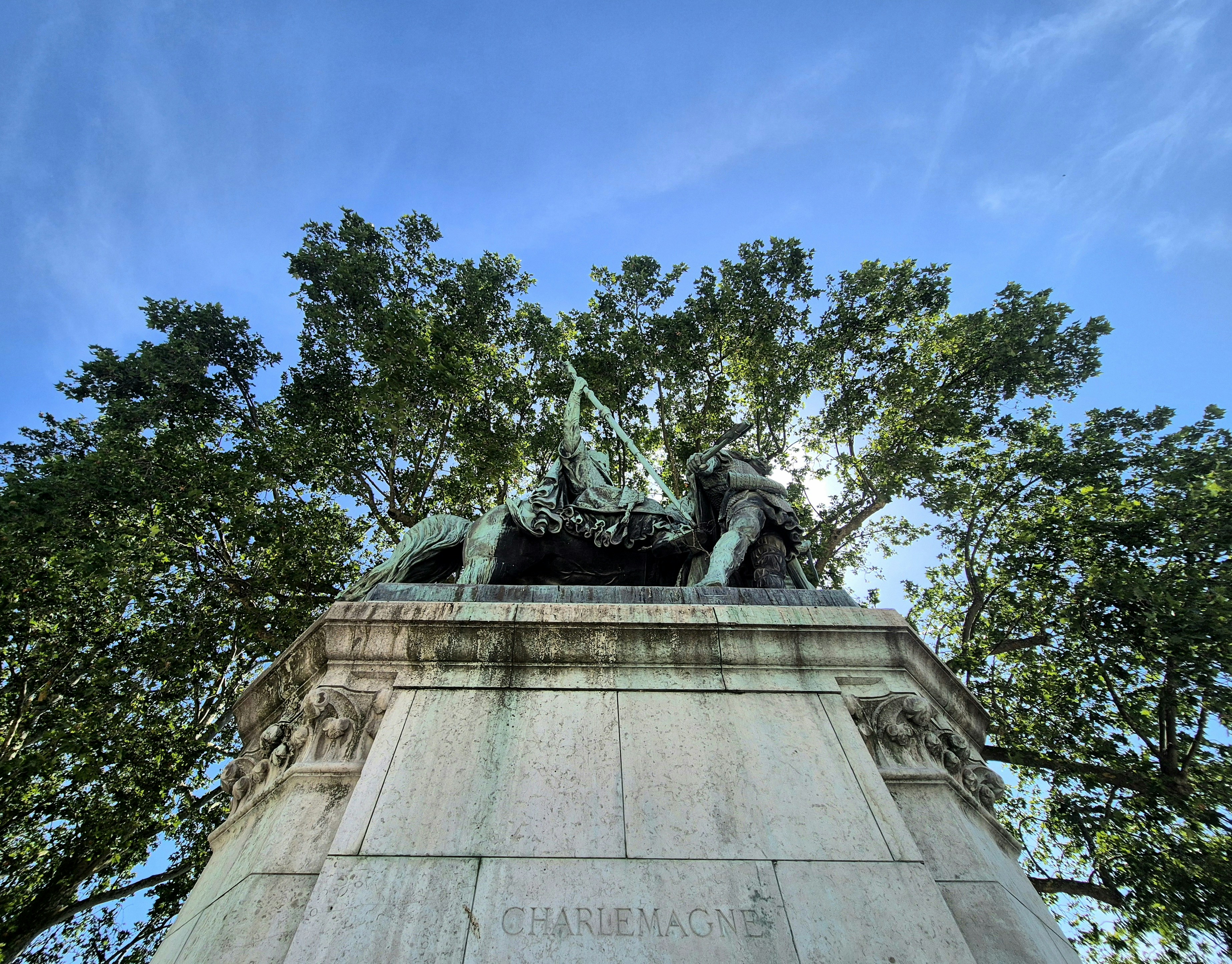 Monumental bronze guardians: upward gaze at a civic statue