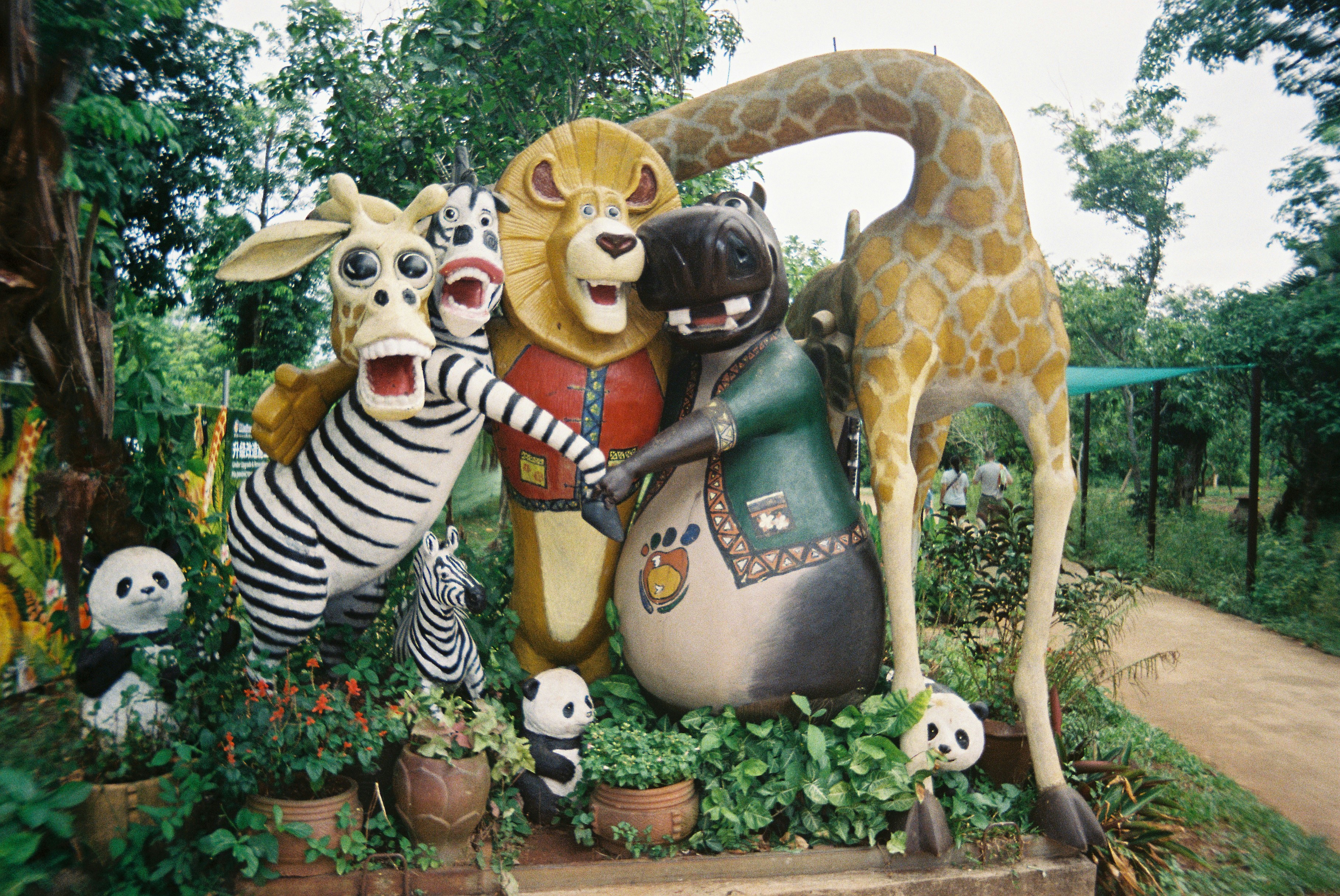 Whimsical Safari Statues: A Park Full of Friendly Giants