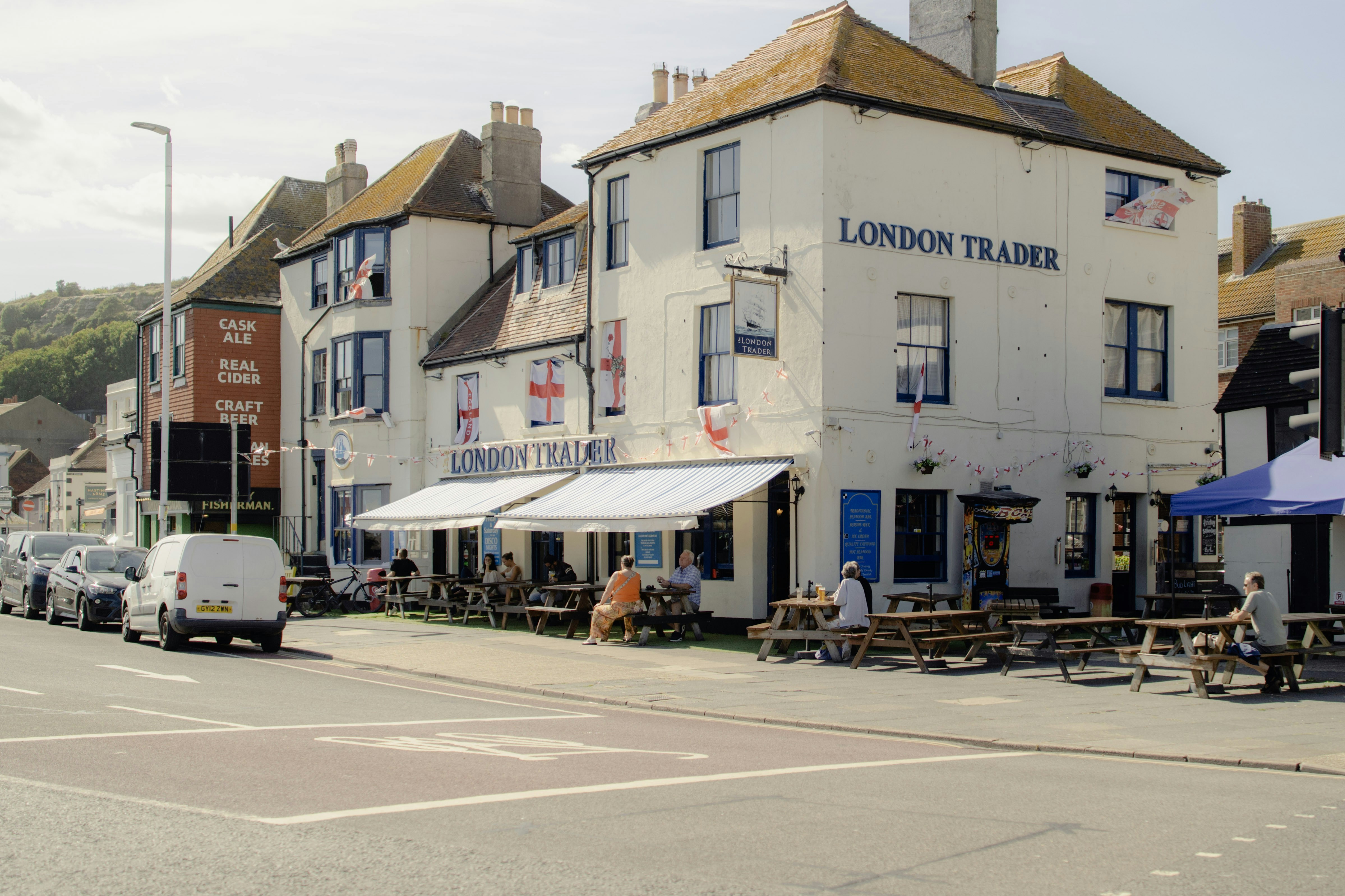 London Trader Pub: Sunlit Courtyard and Cozy Picnic Tables