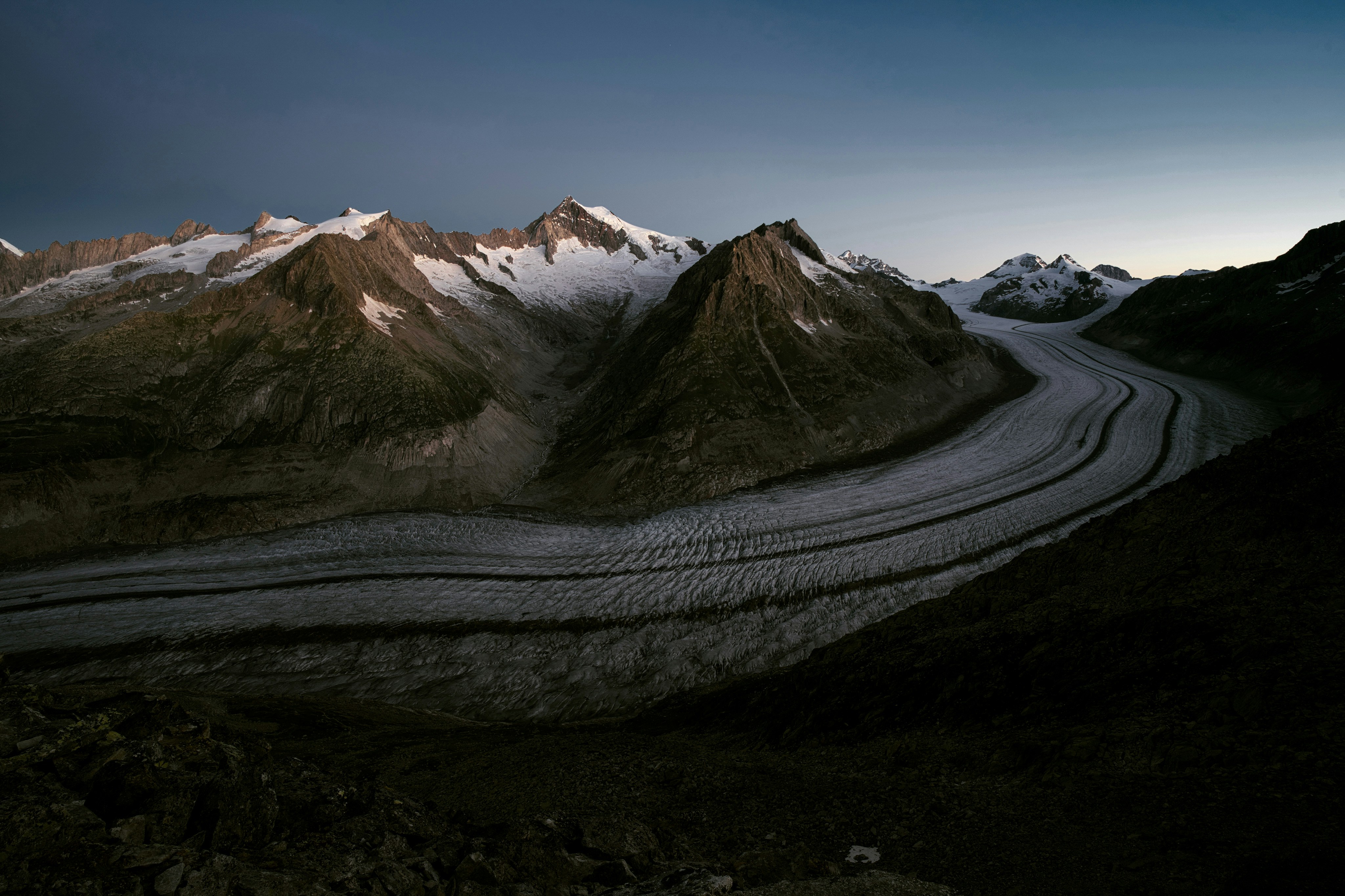 Glacial Confluence under Early Blue Light