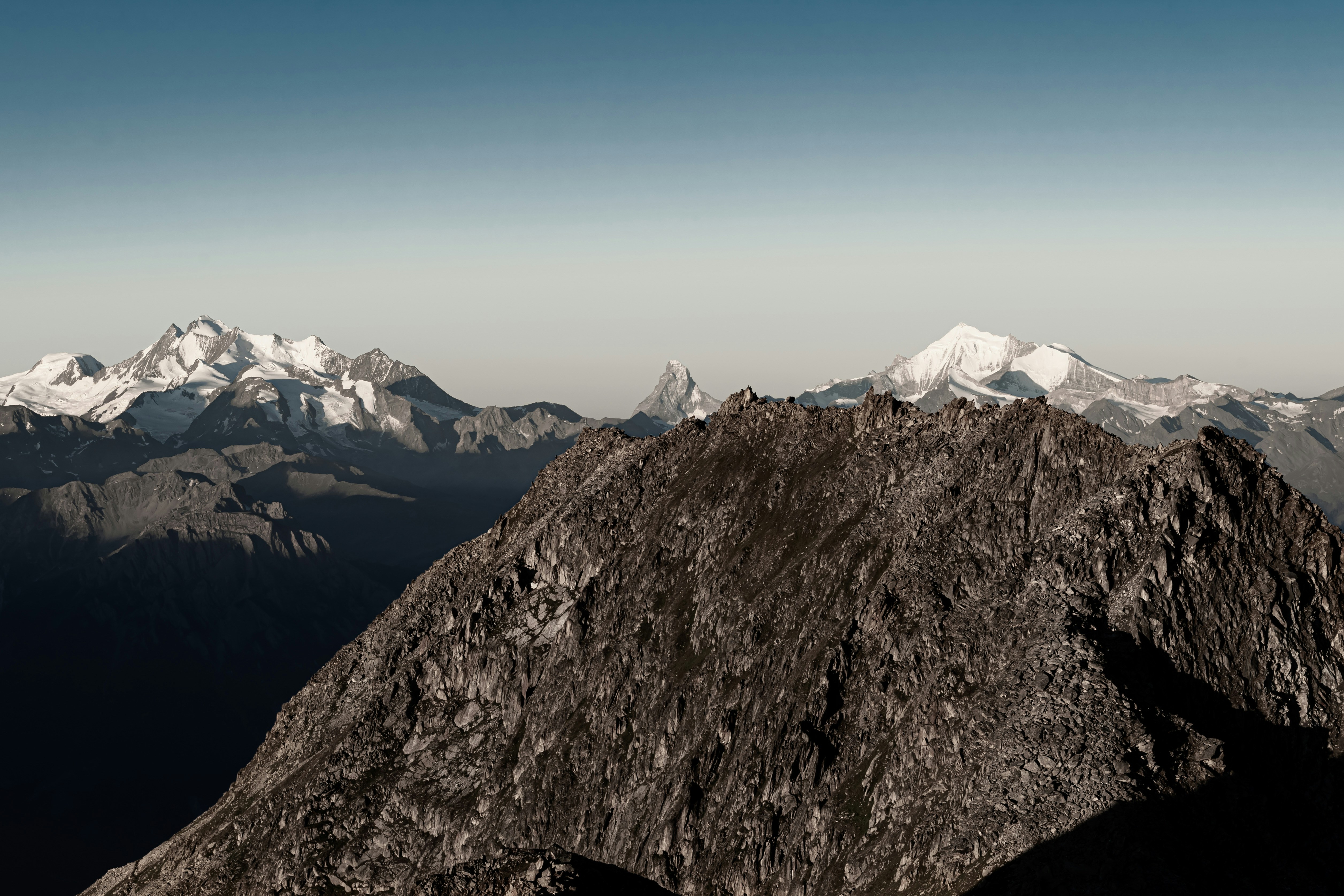 Ridge Overlook: Craggy Summit Framing the Alpine Horizon