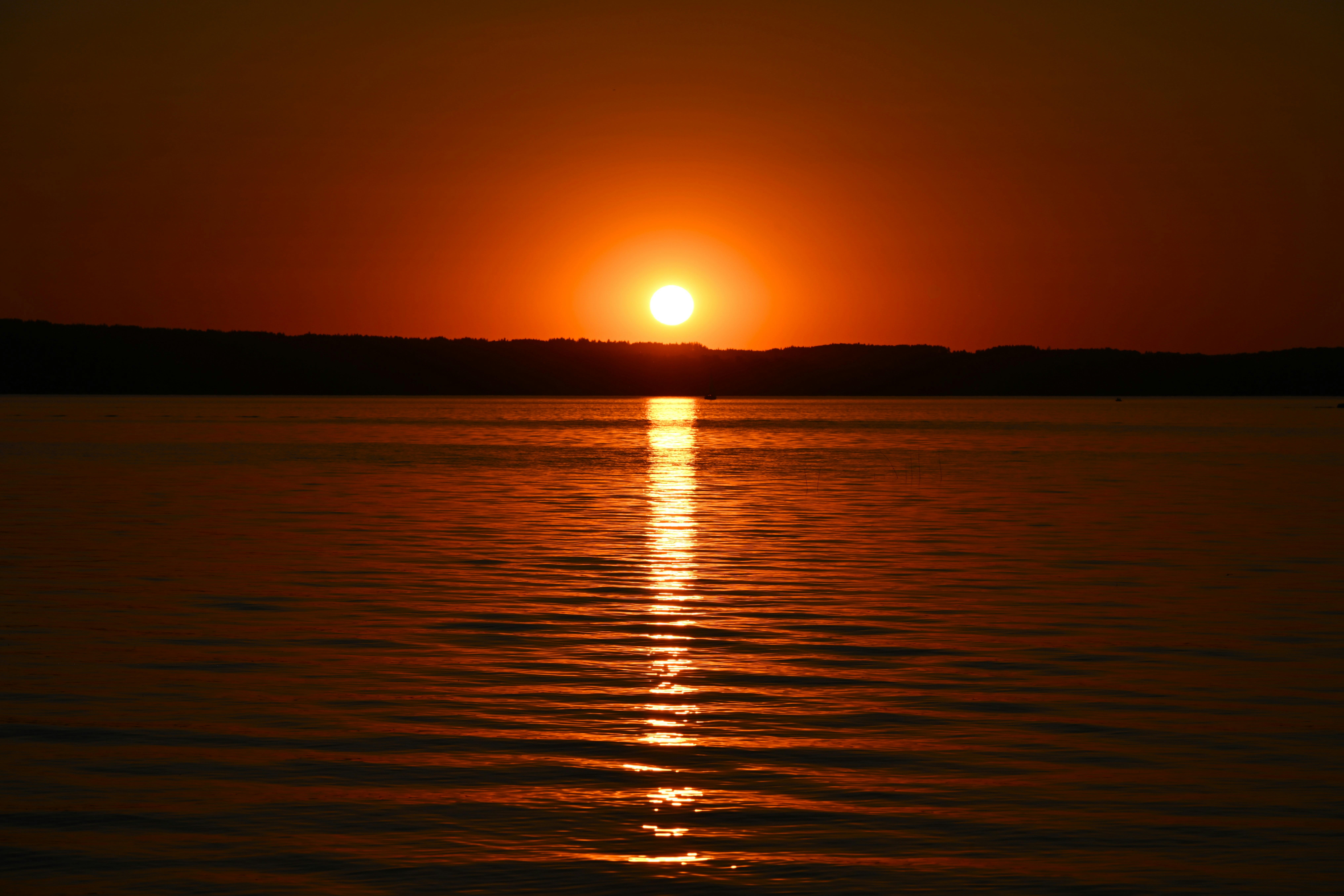 Sunlit Horizon: The Quiet Ring of Light on a Calm Gulf