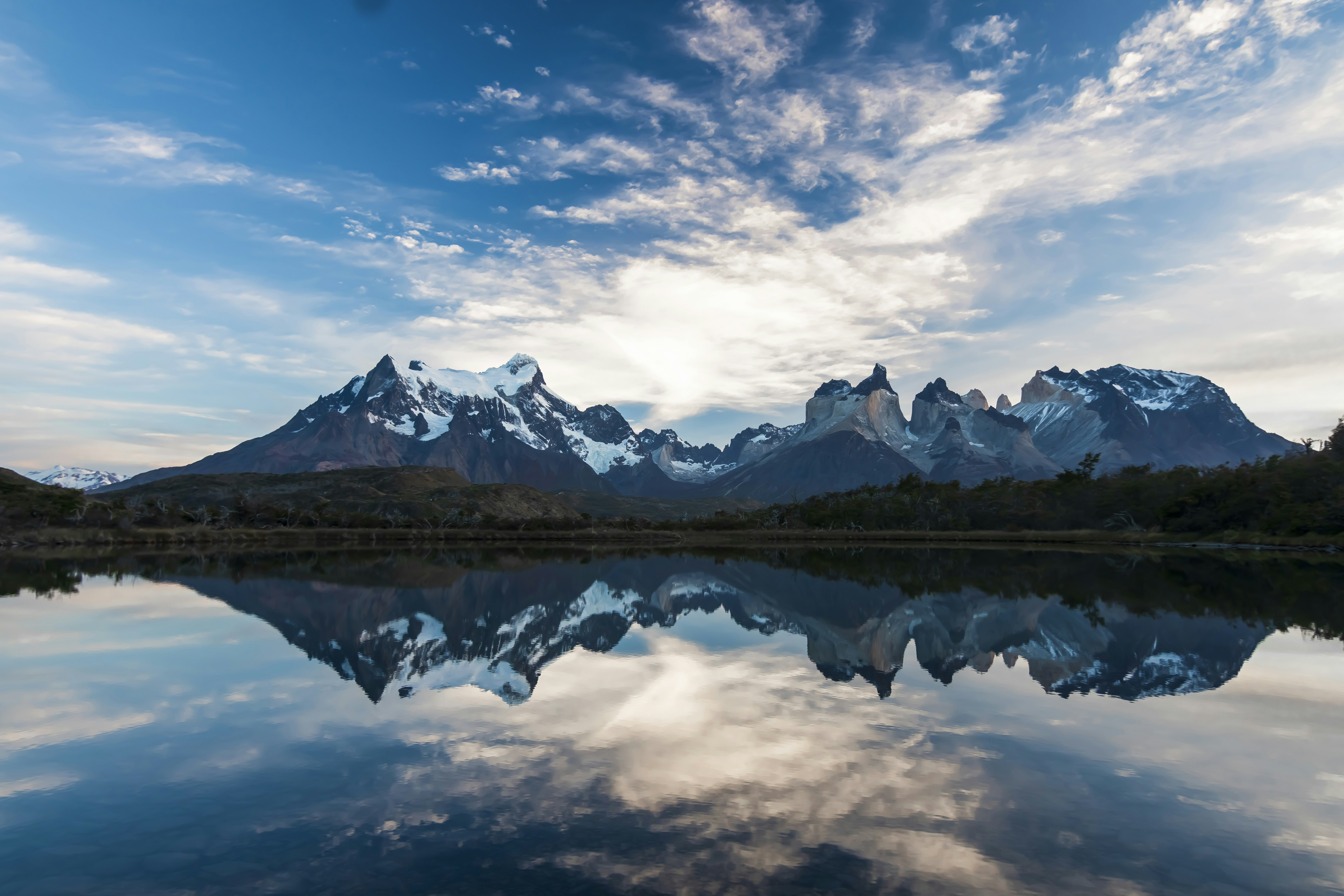 Mirror zone: icy peaks and their perfect reflection
