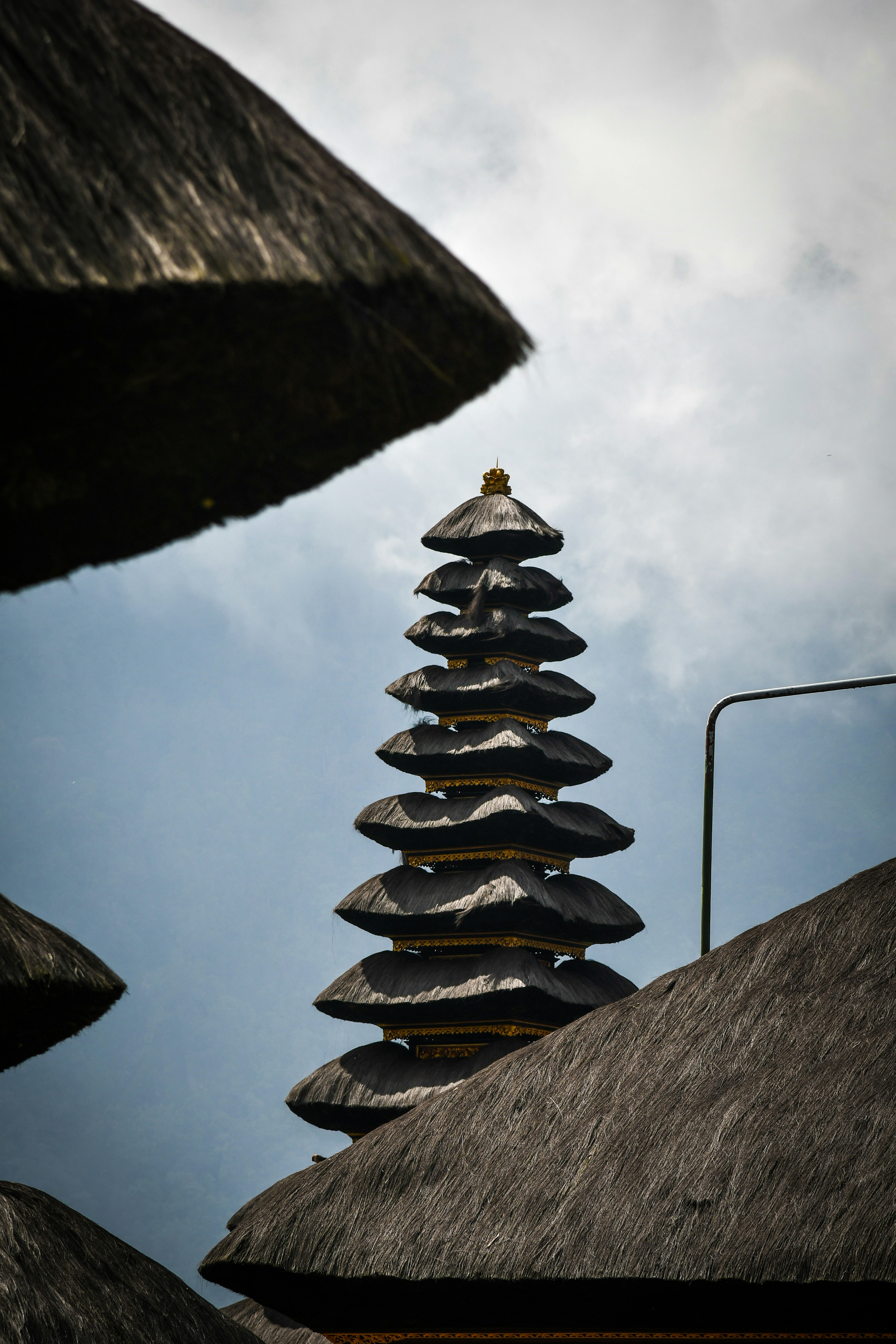 Stone Pagoda Pierced by Sky: A Balancing Act Between Rooflines