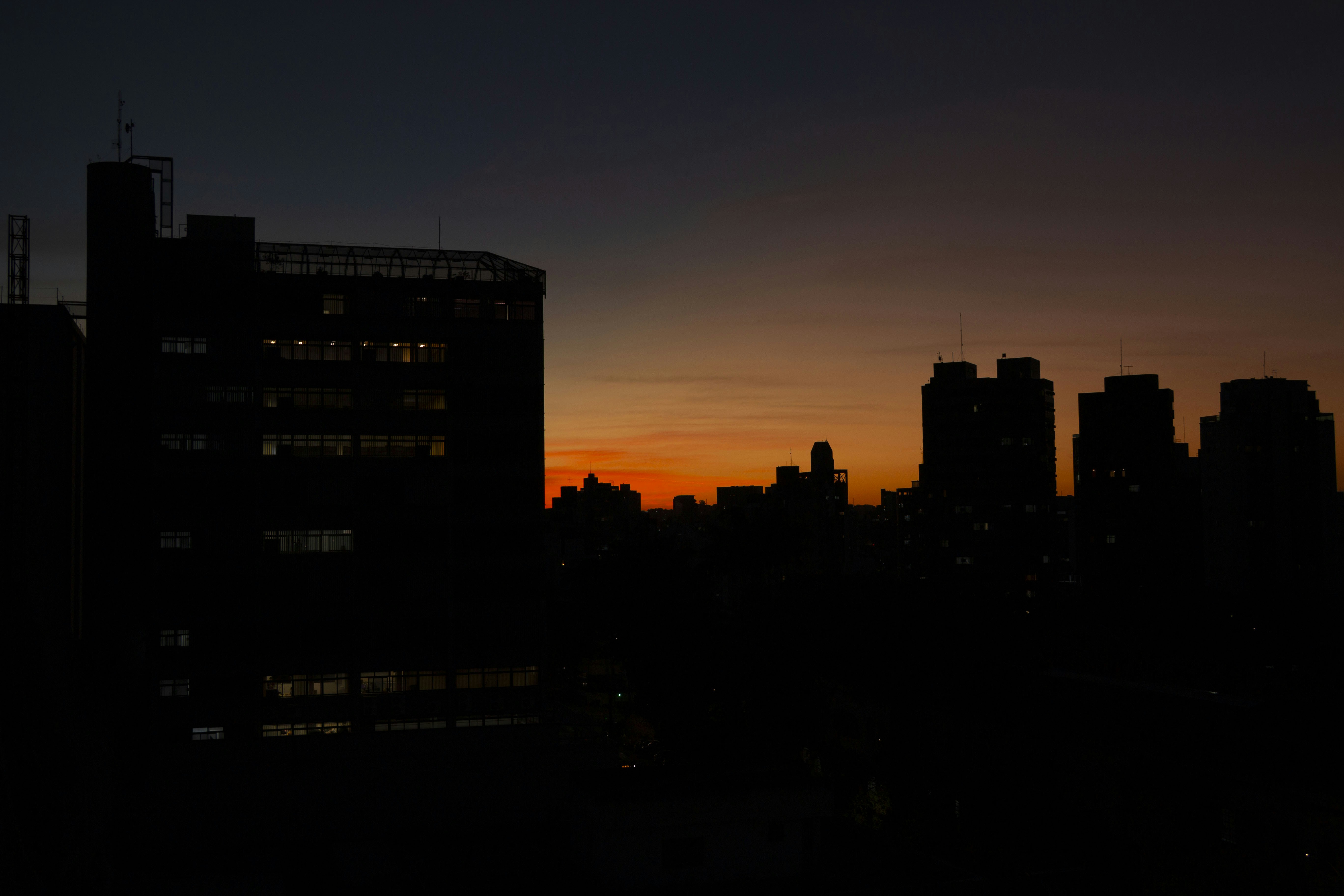 Horizon on Fire: Twilight City Silhouette