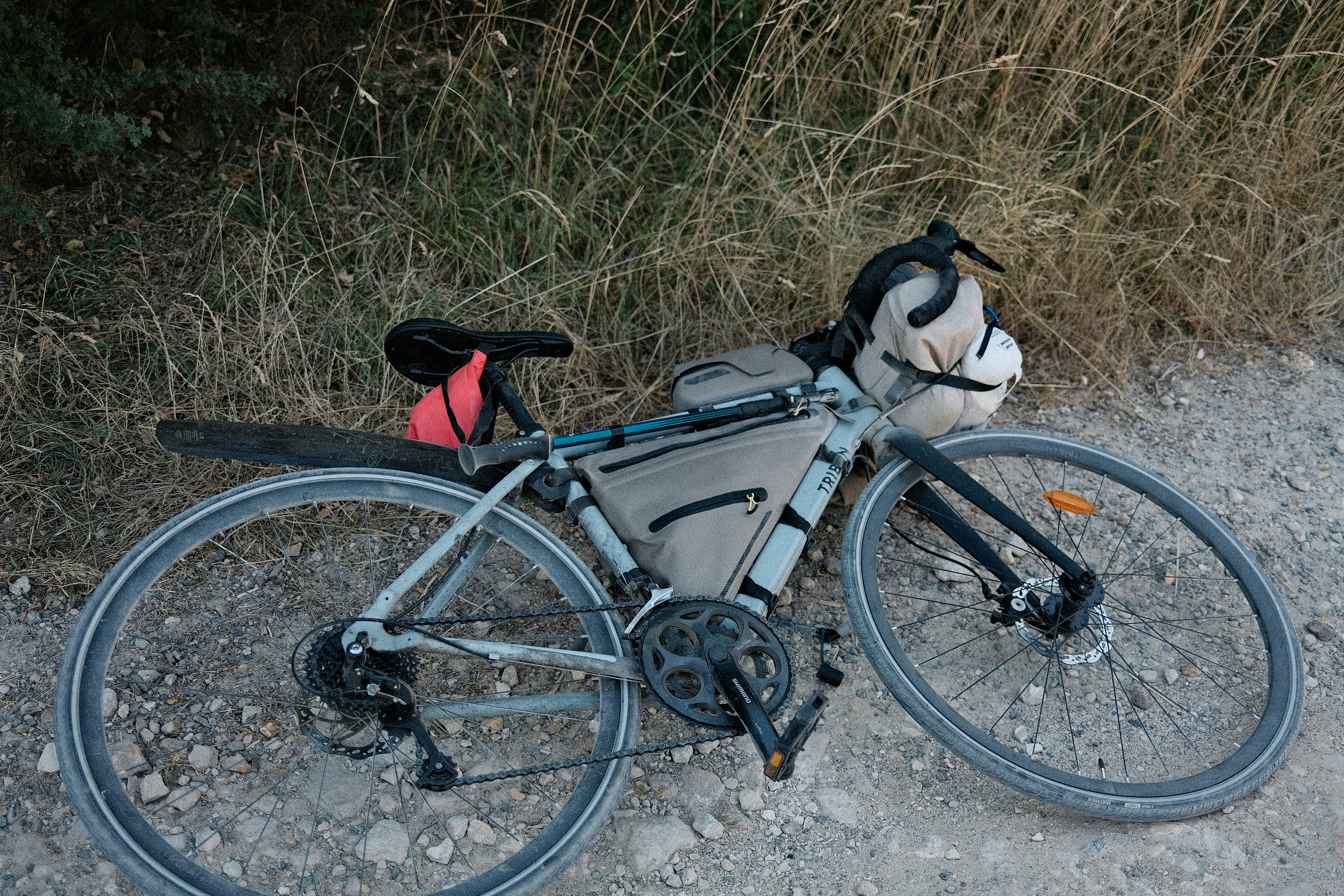 Field-Ready Gravel Ride: A Pack-Loaded Trekking Bike by the Gravel Path