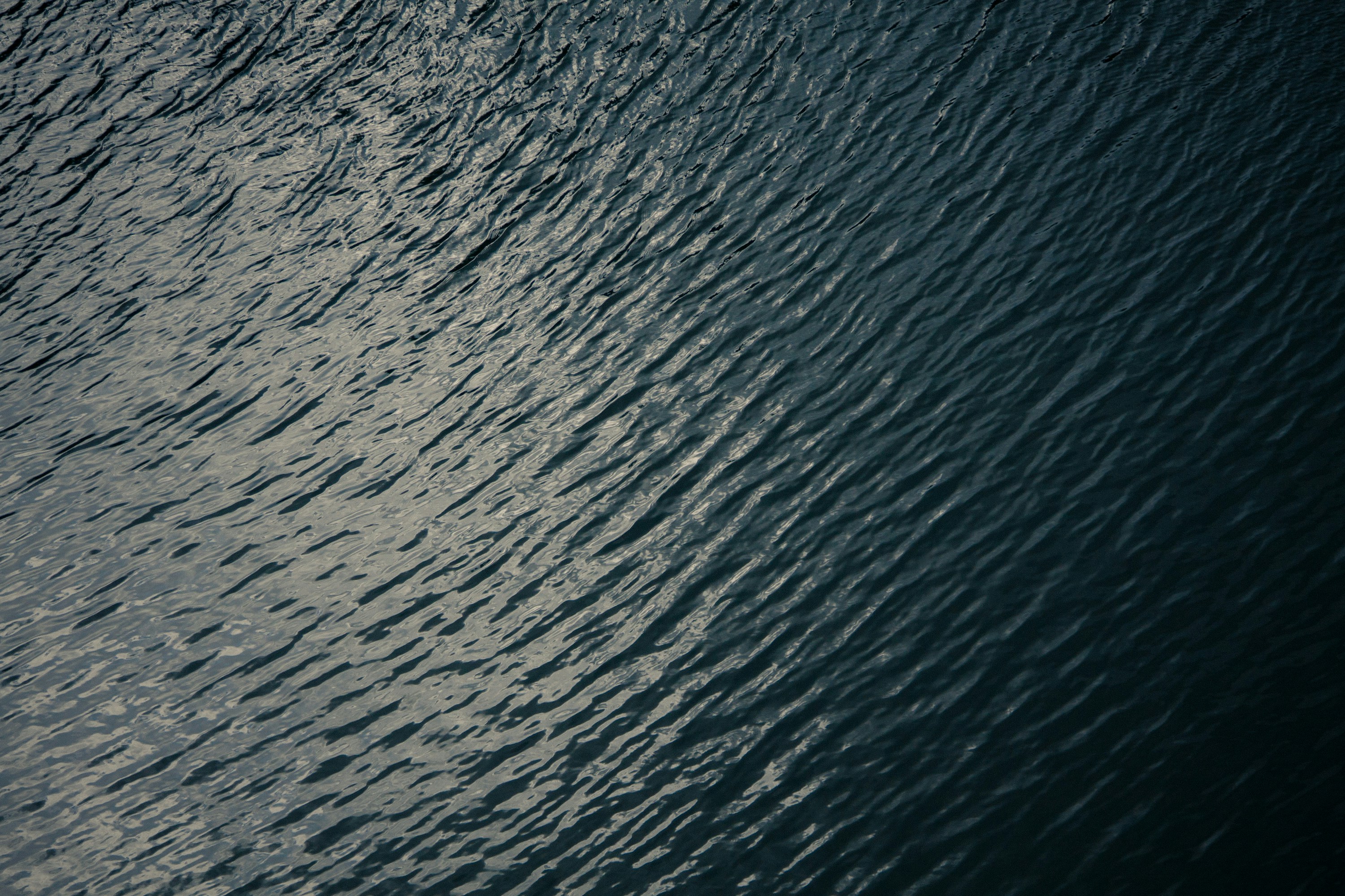 Low-contrast Ocean Veil: Ripples in Dawn Light
