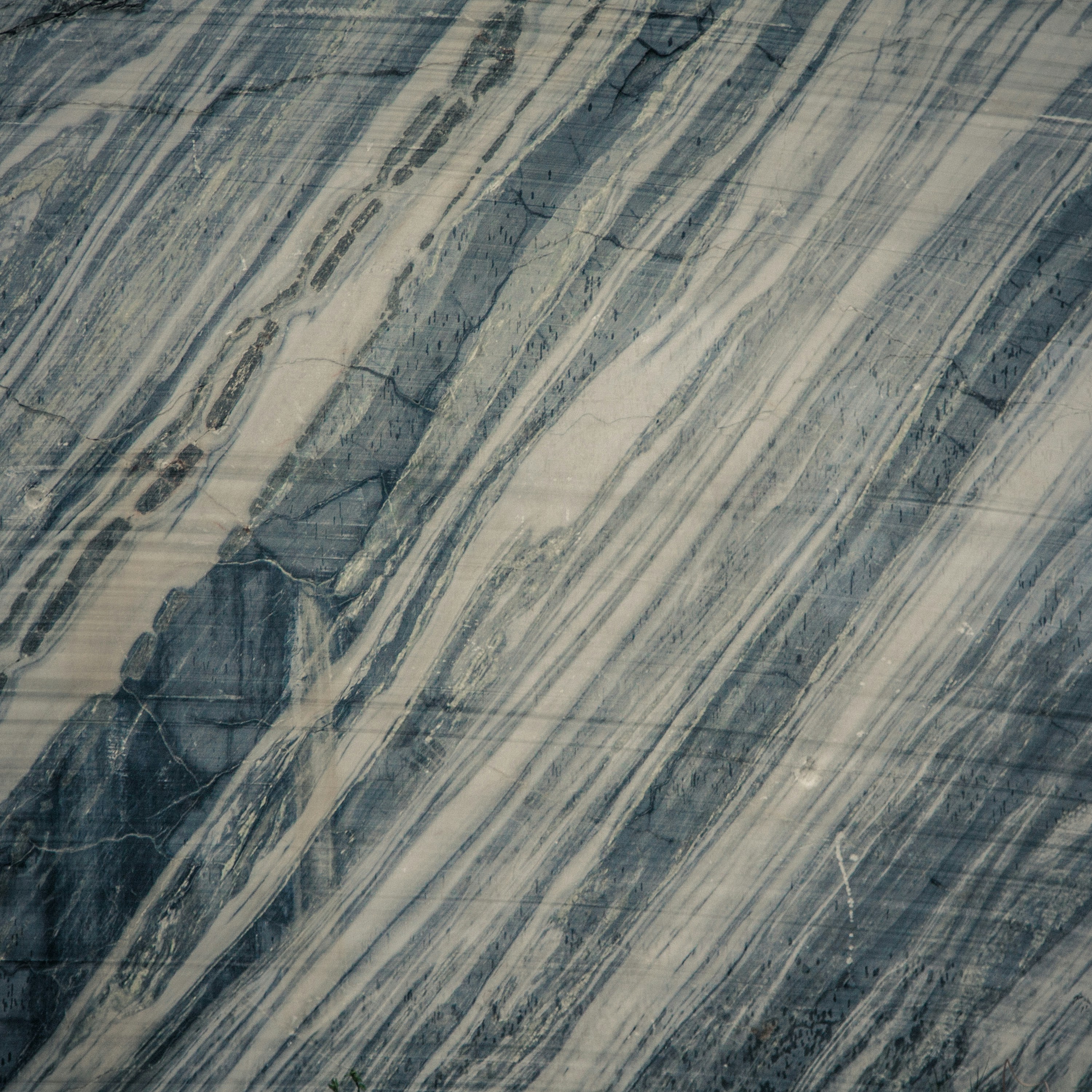 Diagonal Veins: Marble Echoes Across a Cool Staircase