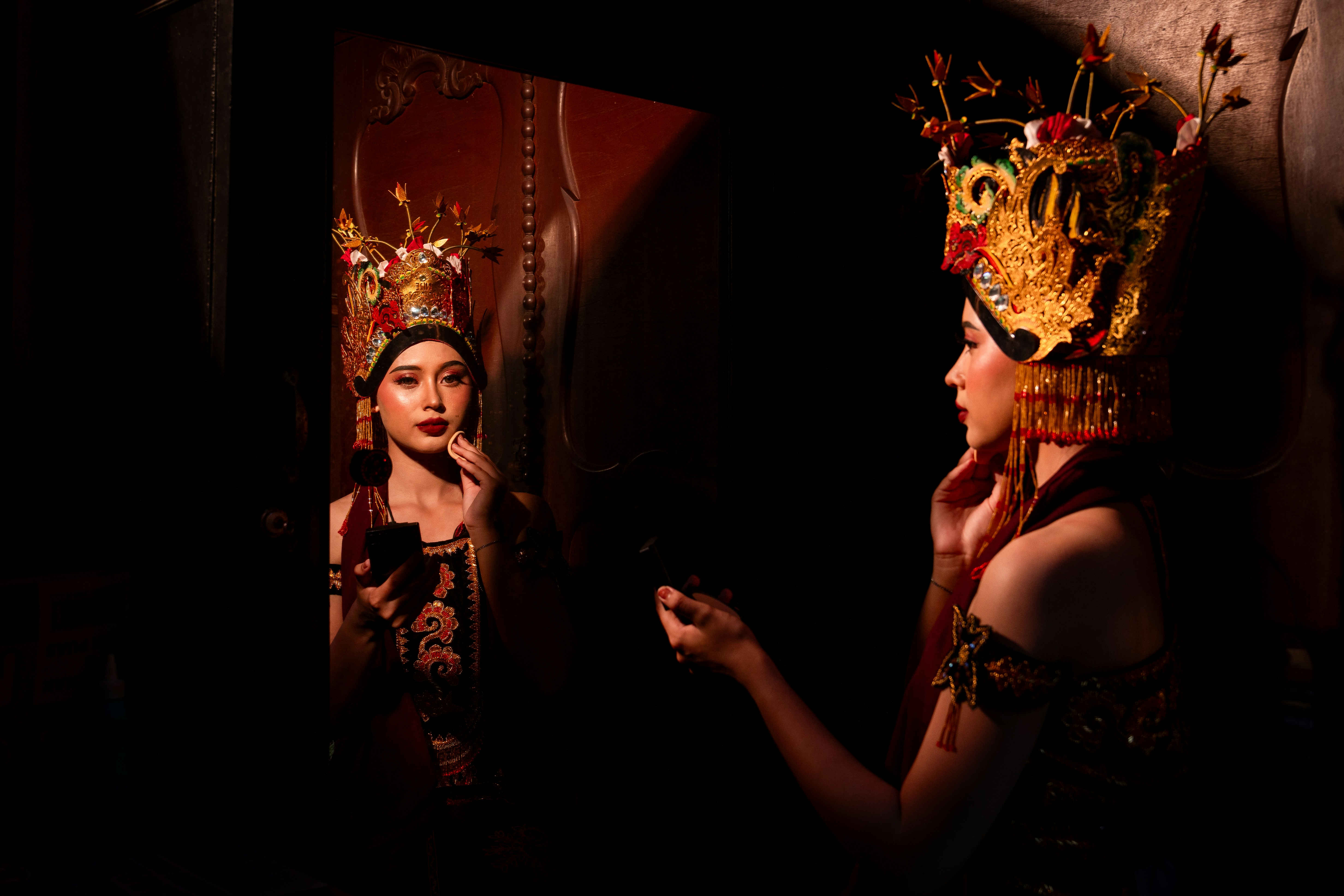 Mirror Crown: A Glimpse of Regal Craft in Dim Light