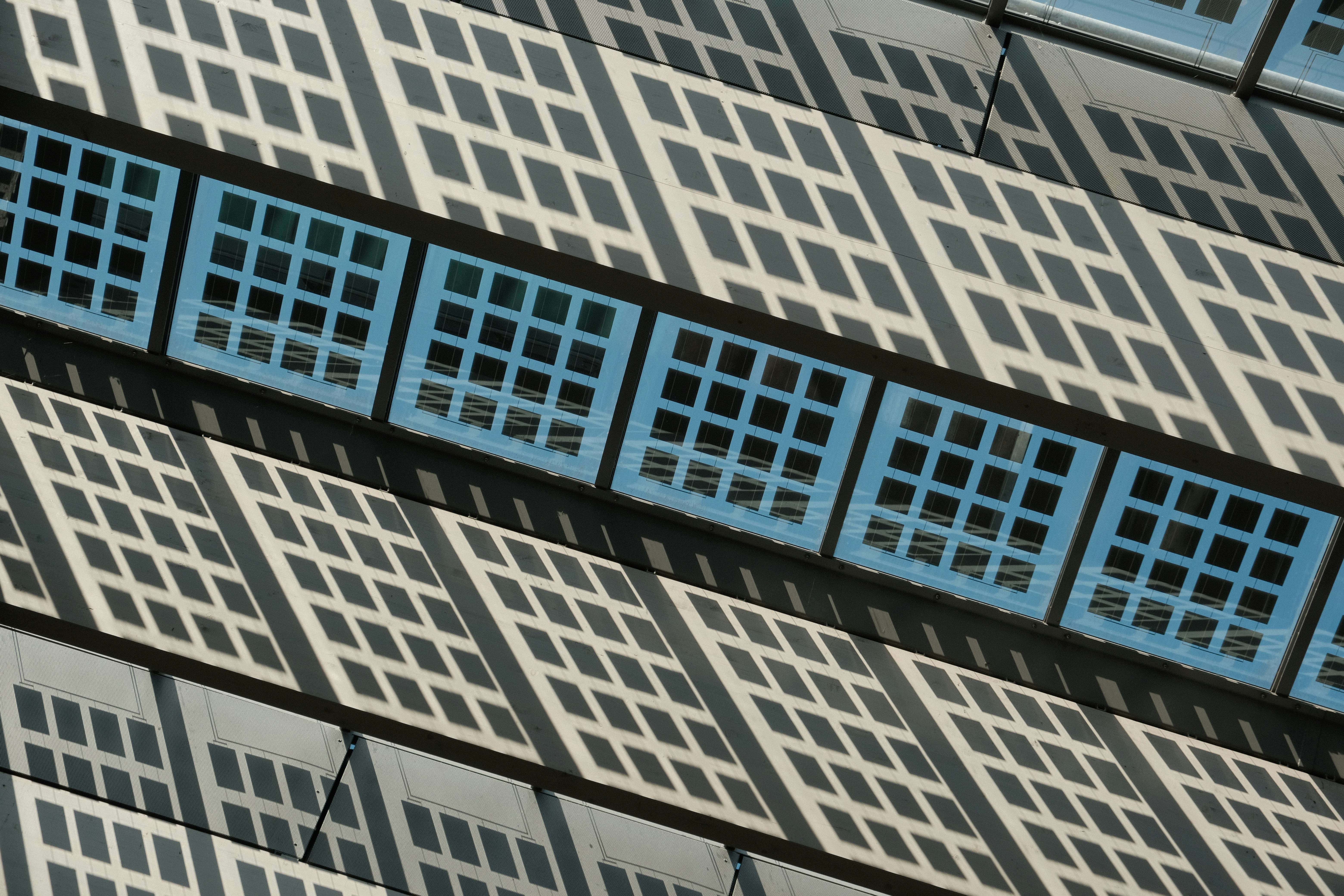 Geometric Facade in Repeating Diamond Grids