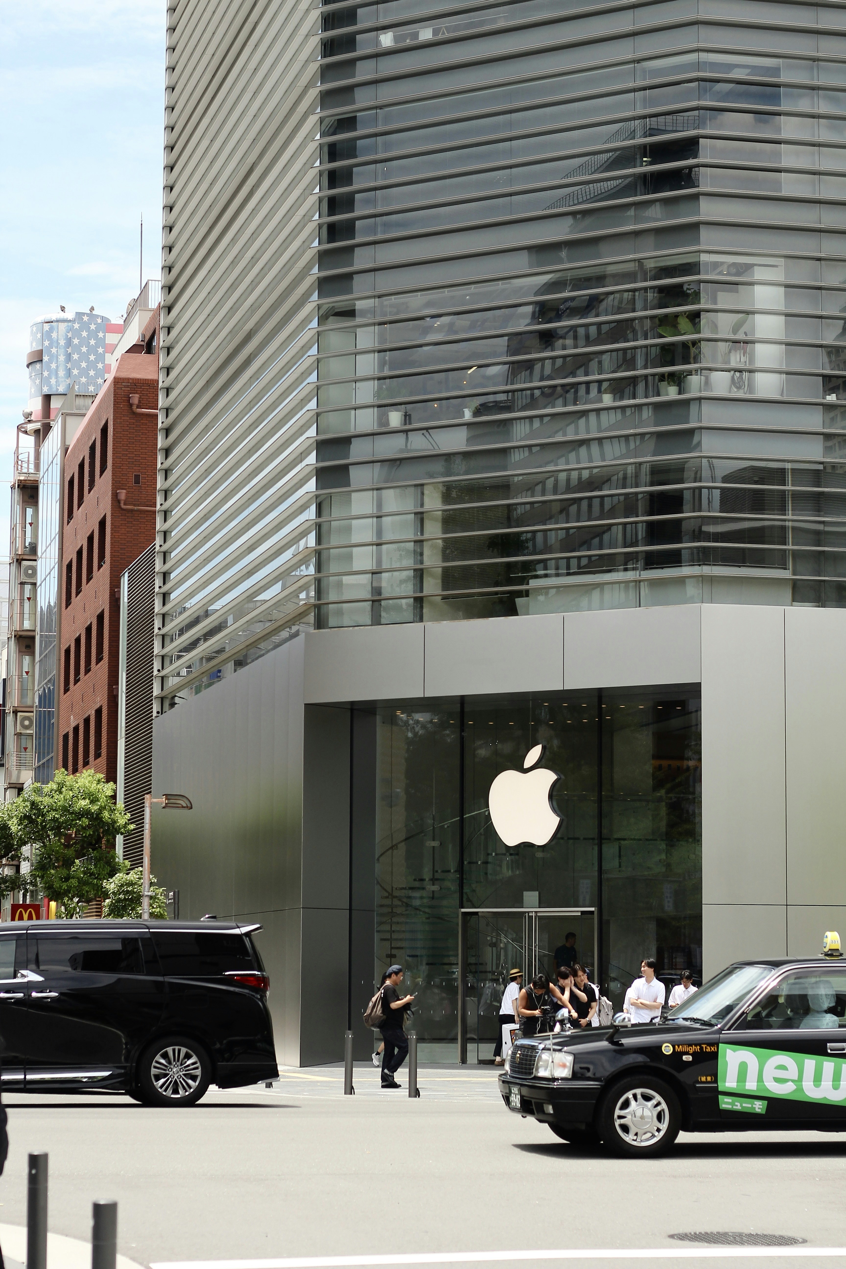 Apple Glass Cube: Urban Apple Store Amidst City Traffic