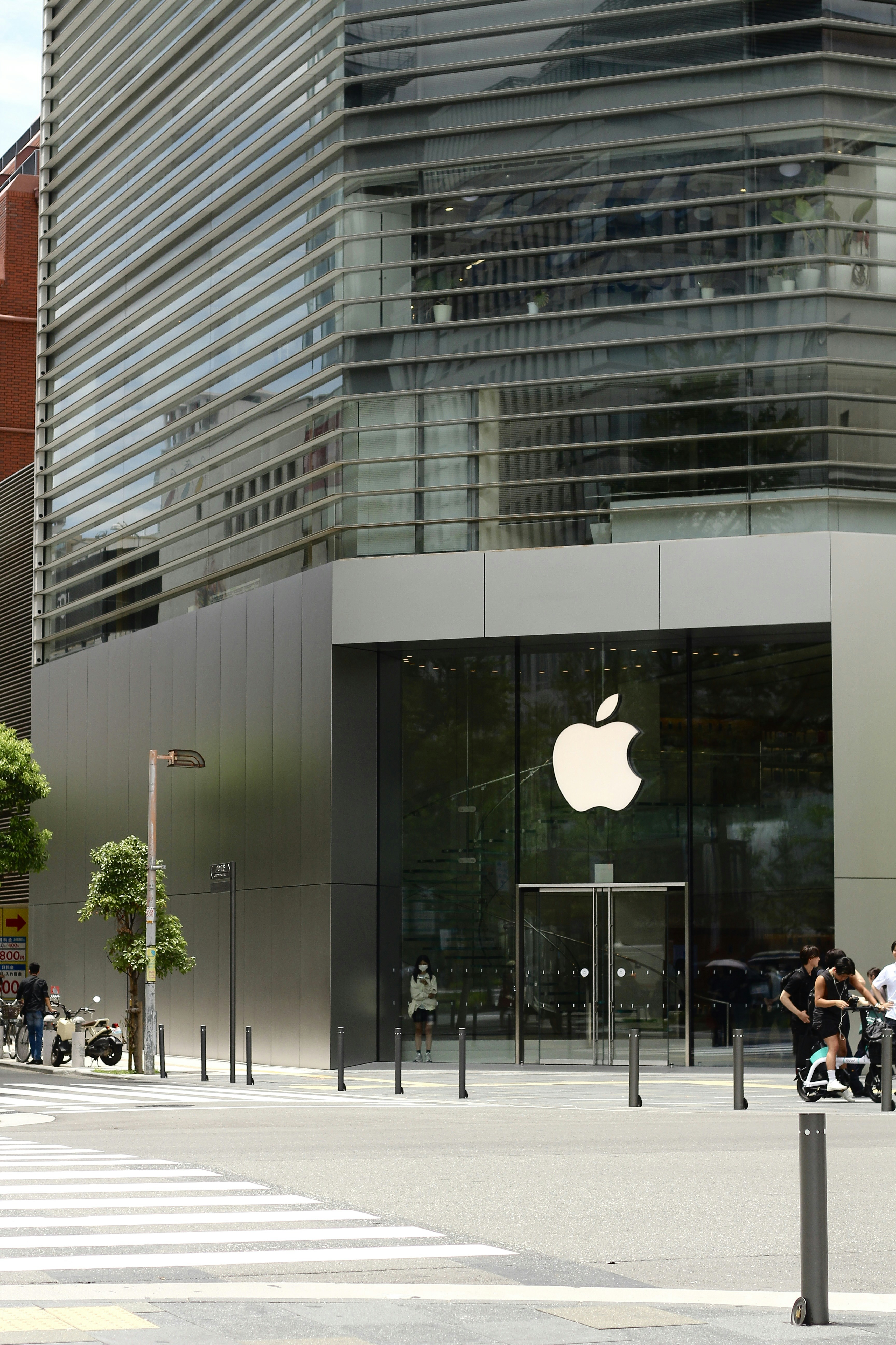 Apple Store Facade Bites of Glass: Street-Level Interaction with a Tech Icon