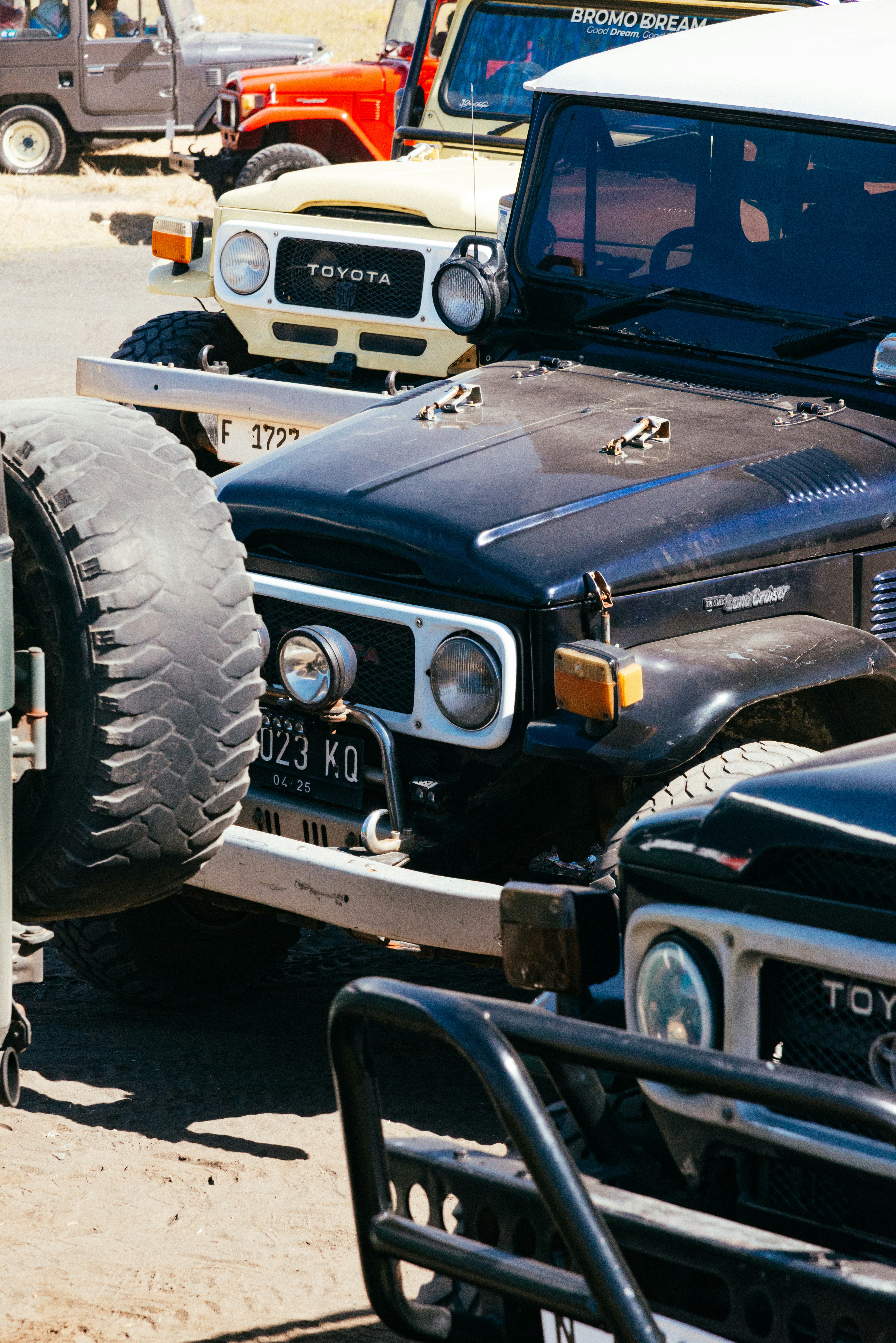 Jeep-Lineup: Dusty Dust-Track of Angular Grilles
