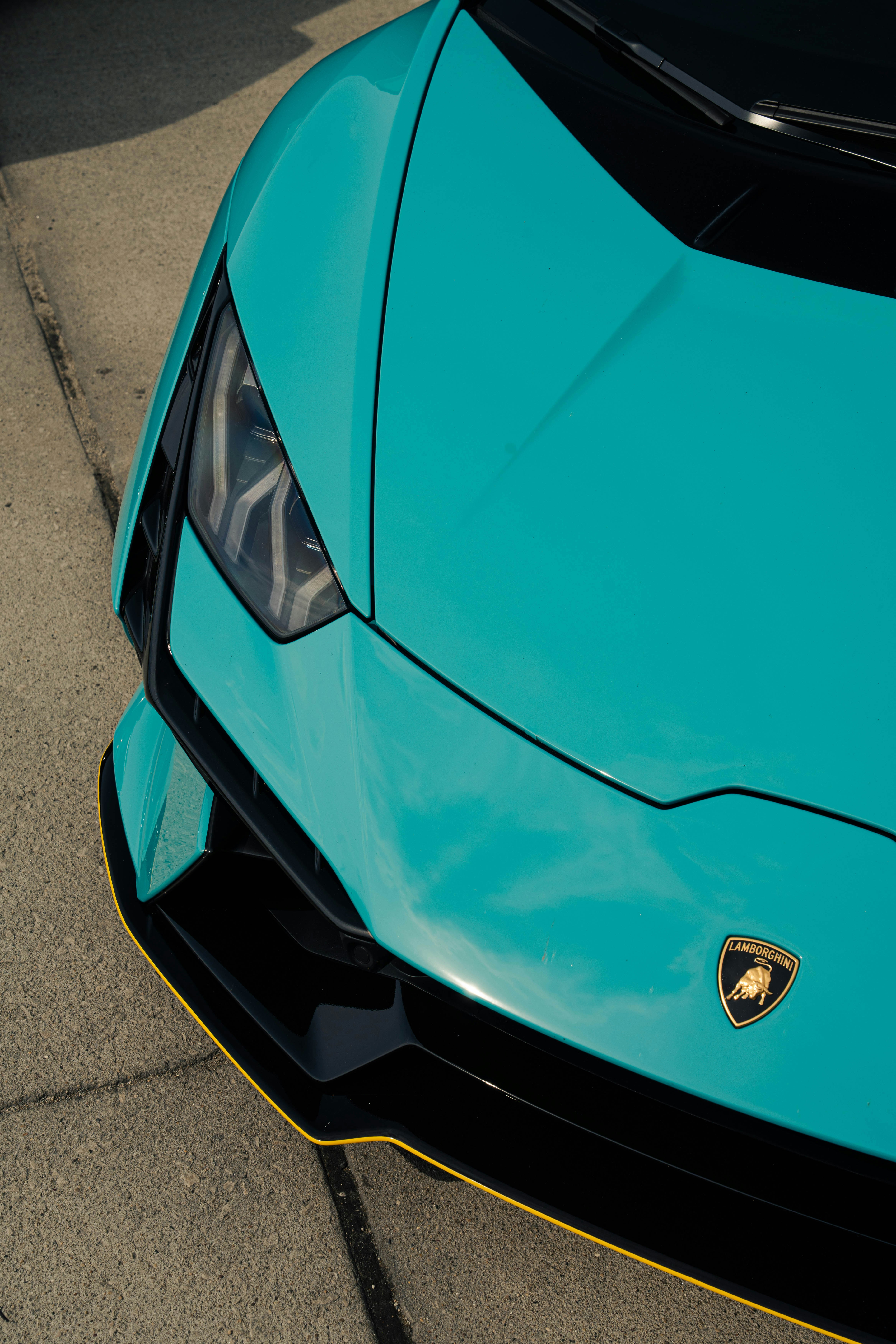 Teal Power: Front-End Glare of a Lamborghini Huracán