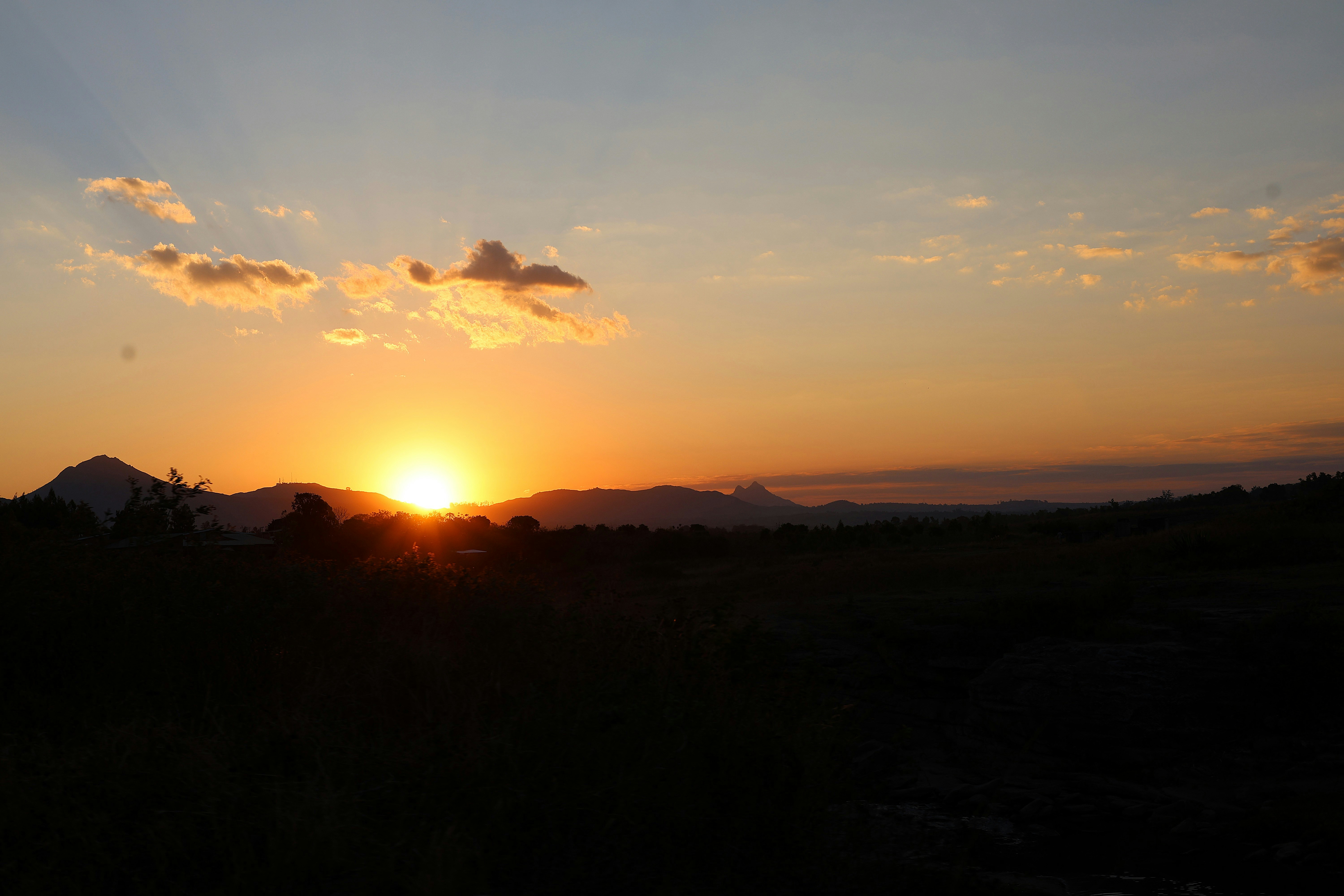 Sunset Edge: A quiet horizon at the start of night