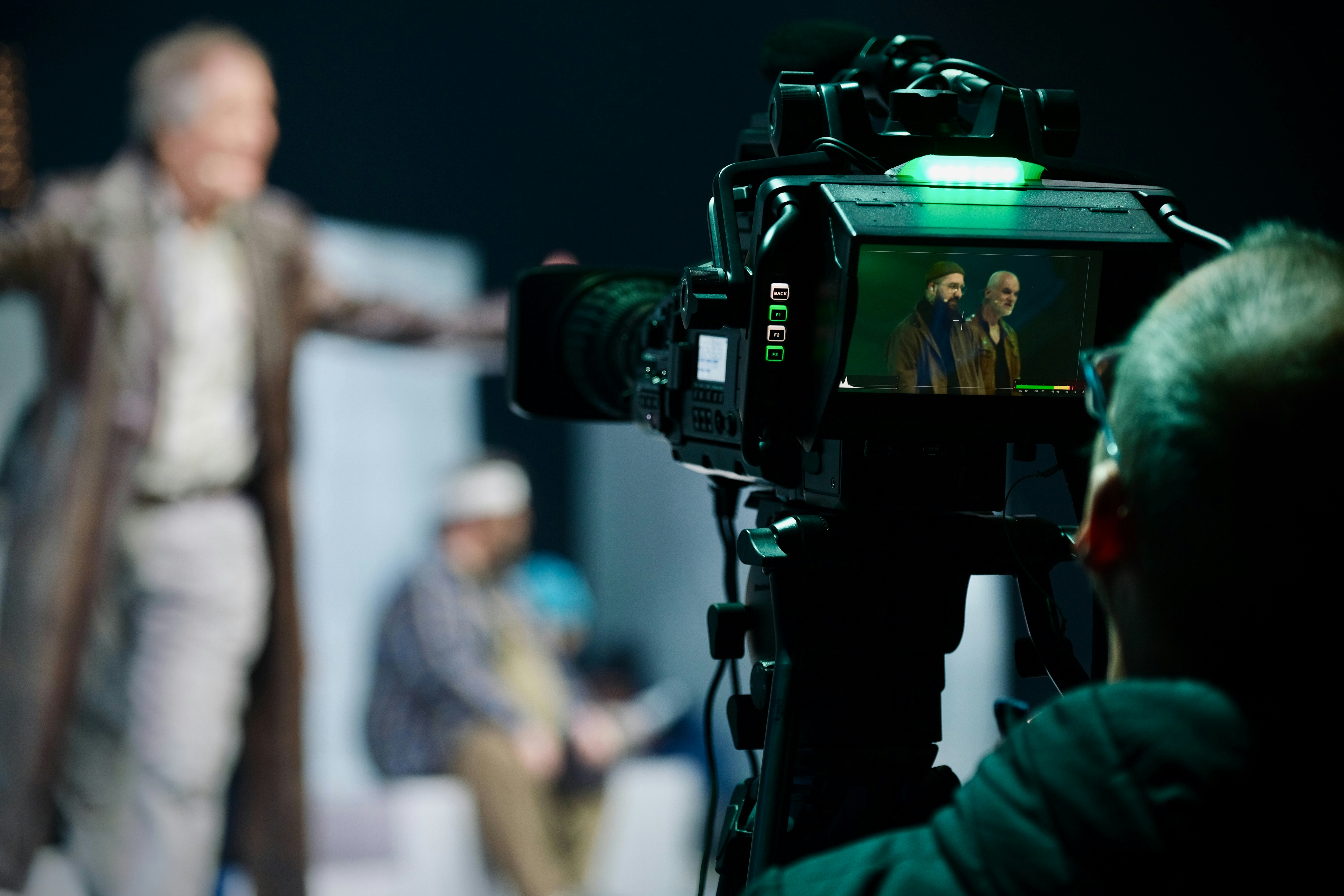 Front-Row Spotlight: On-Camera Moment Between Speaker and Crew