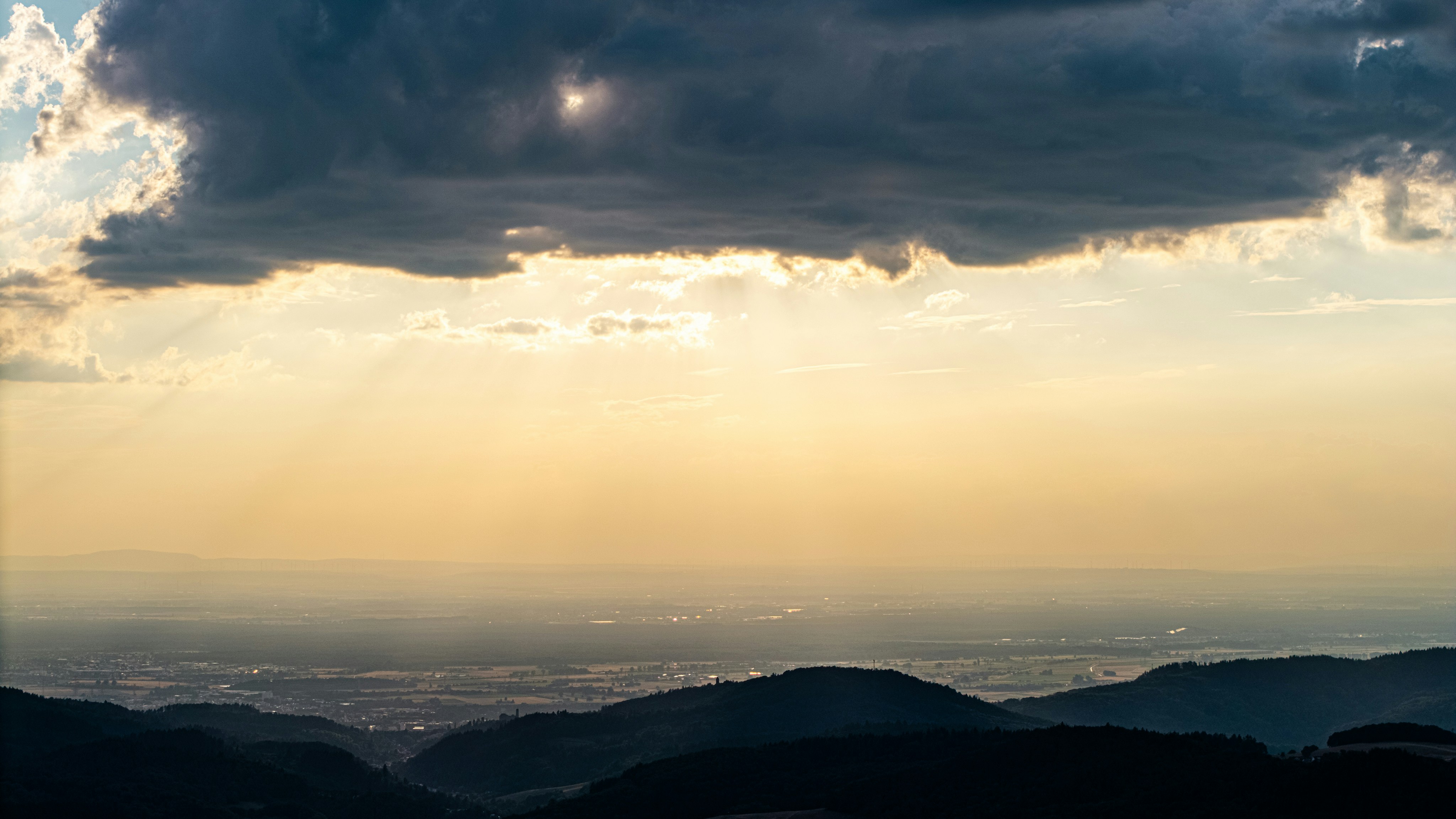 Golden Crest: Mountain Rim at Quiet Dusk