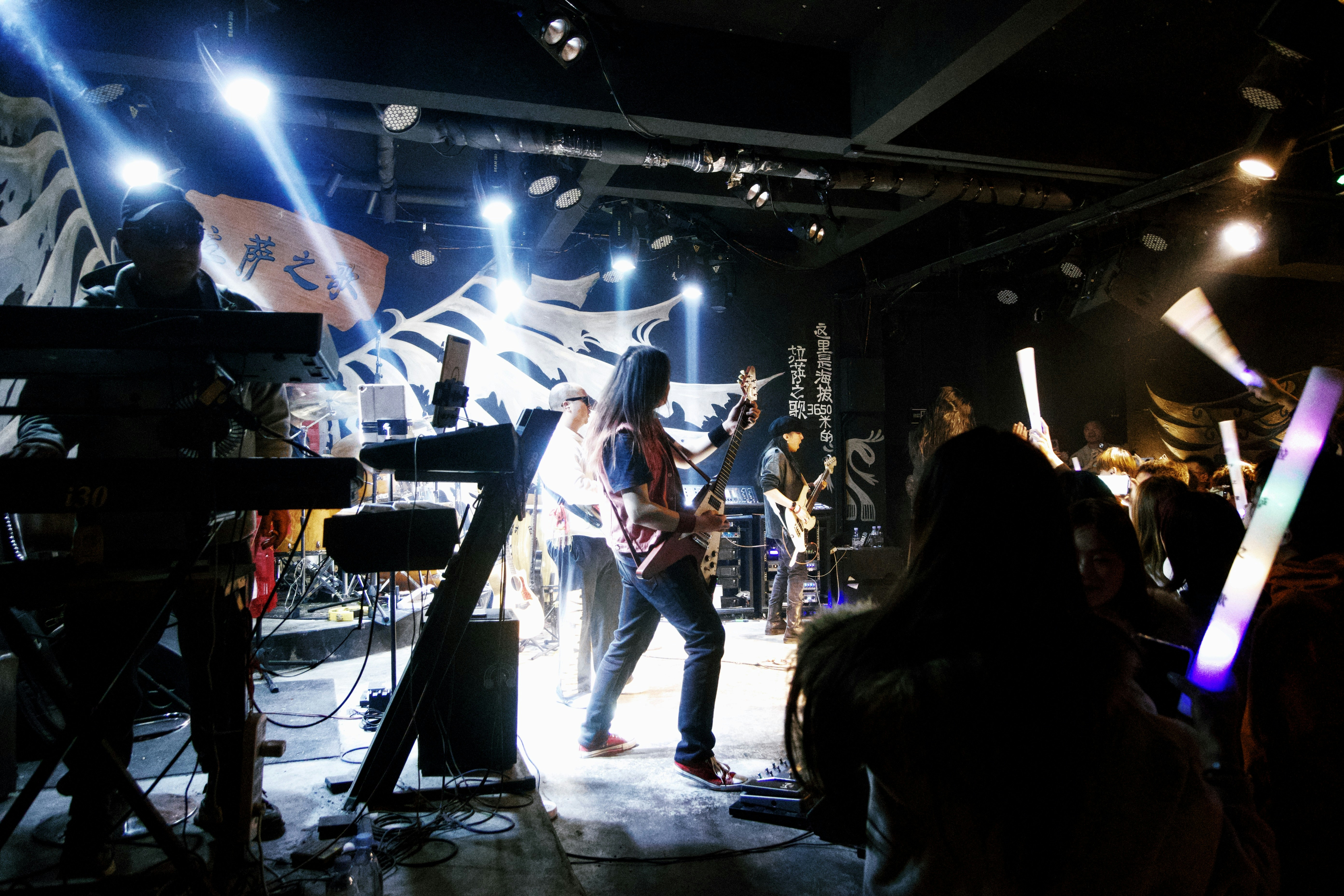 Stage Pulse: A Guitarman in the Spotlight