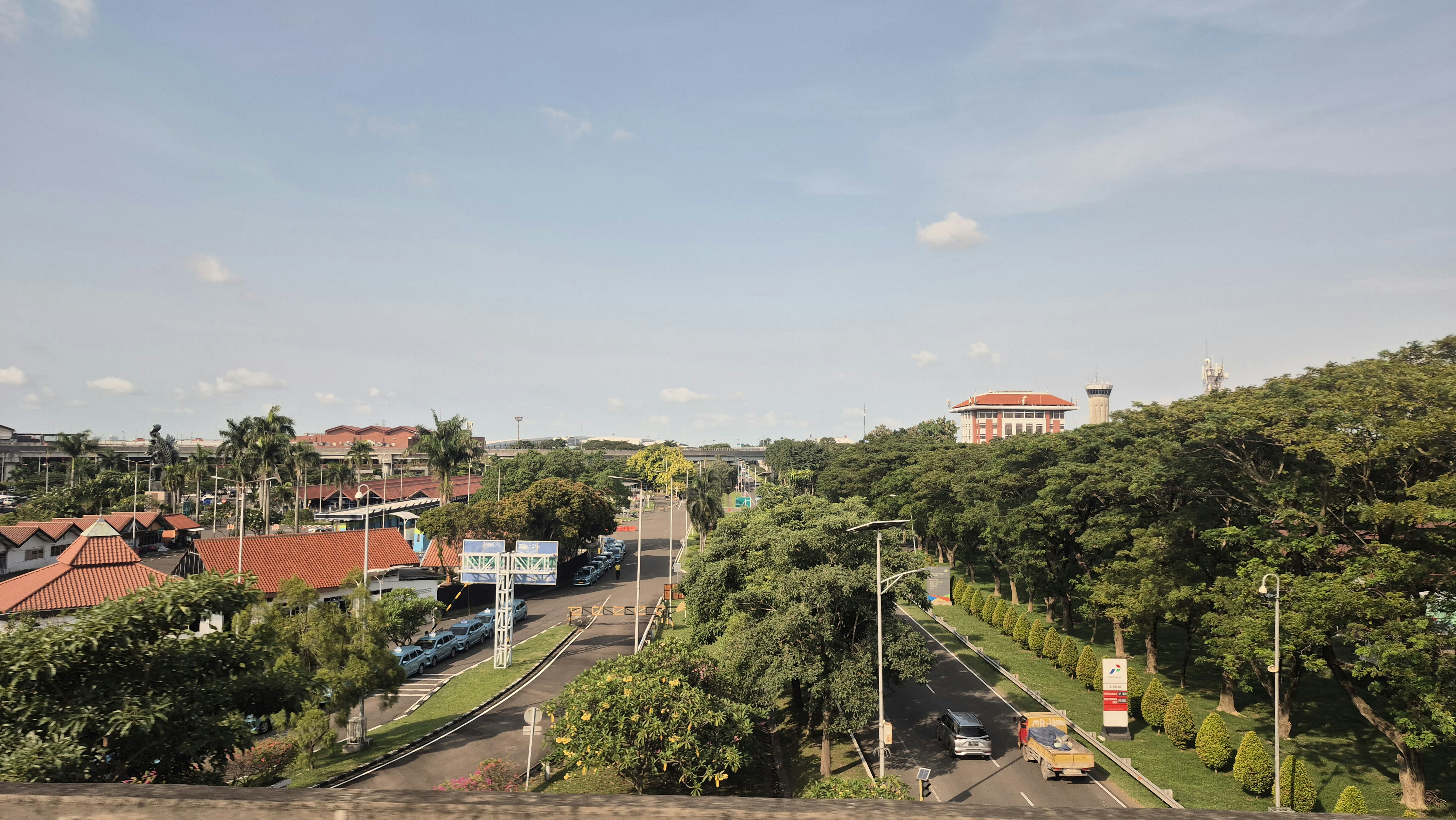 Sunlit Street Grid: A Calm Urban Panorama Surrounded by Green