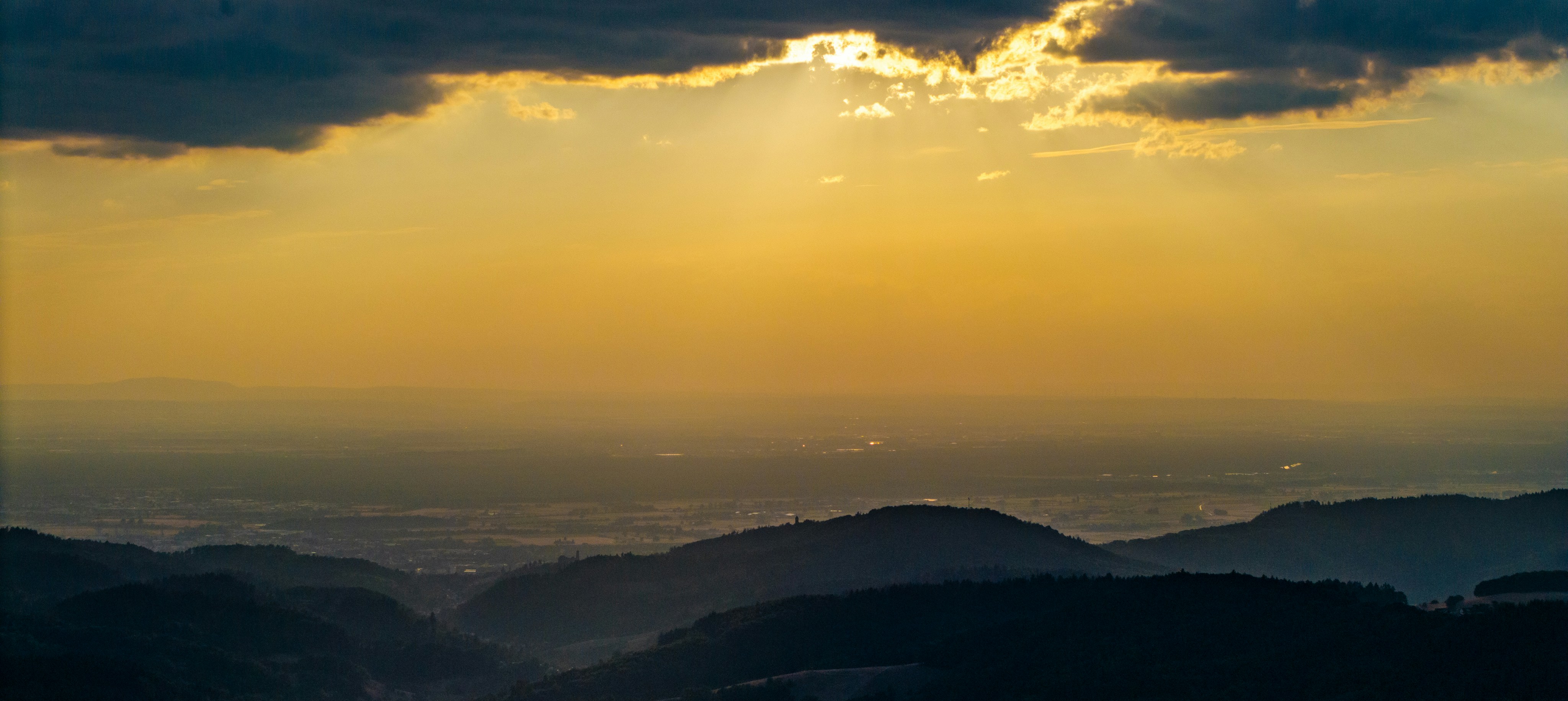 Dusk Over Gentle Ridges: A Quiet Horizon