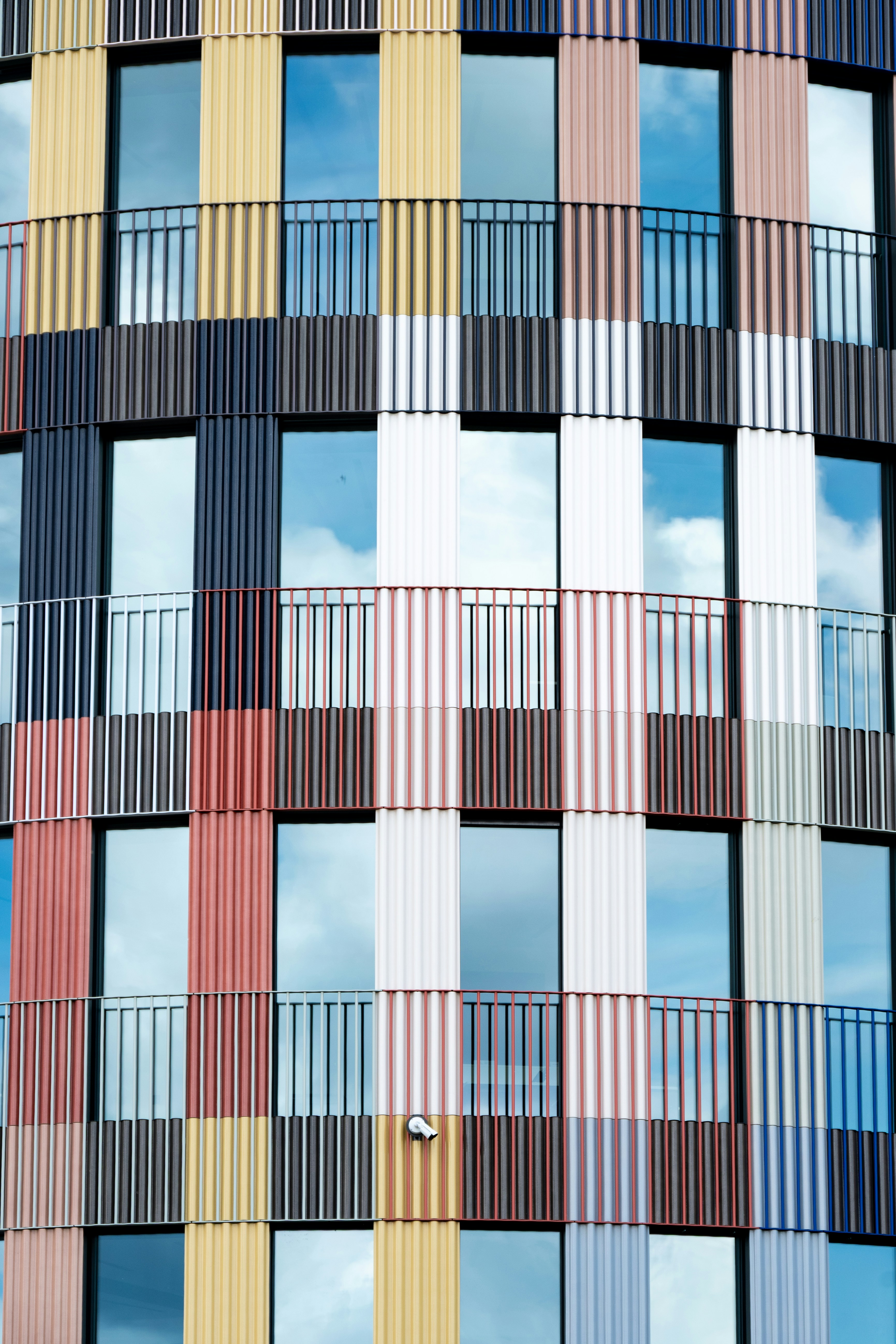 Chromatic Facade: A Grid of Mirrors and Rails