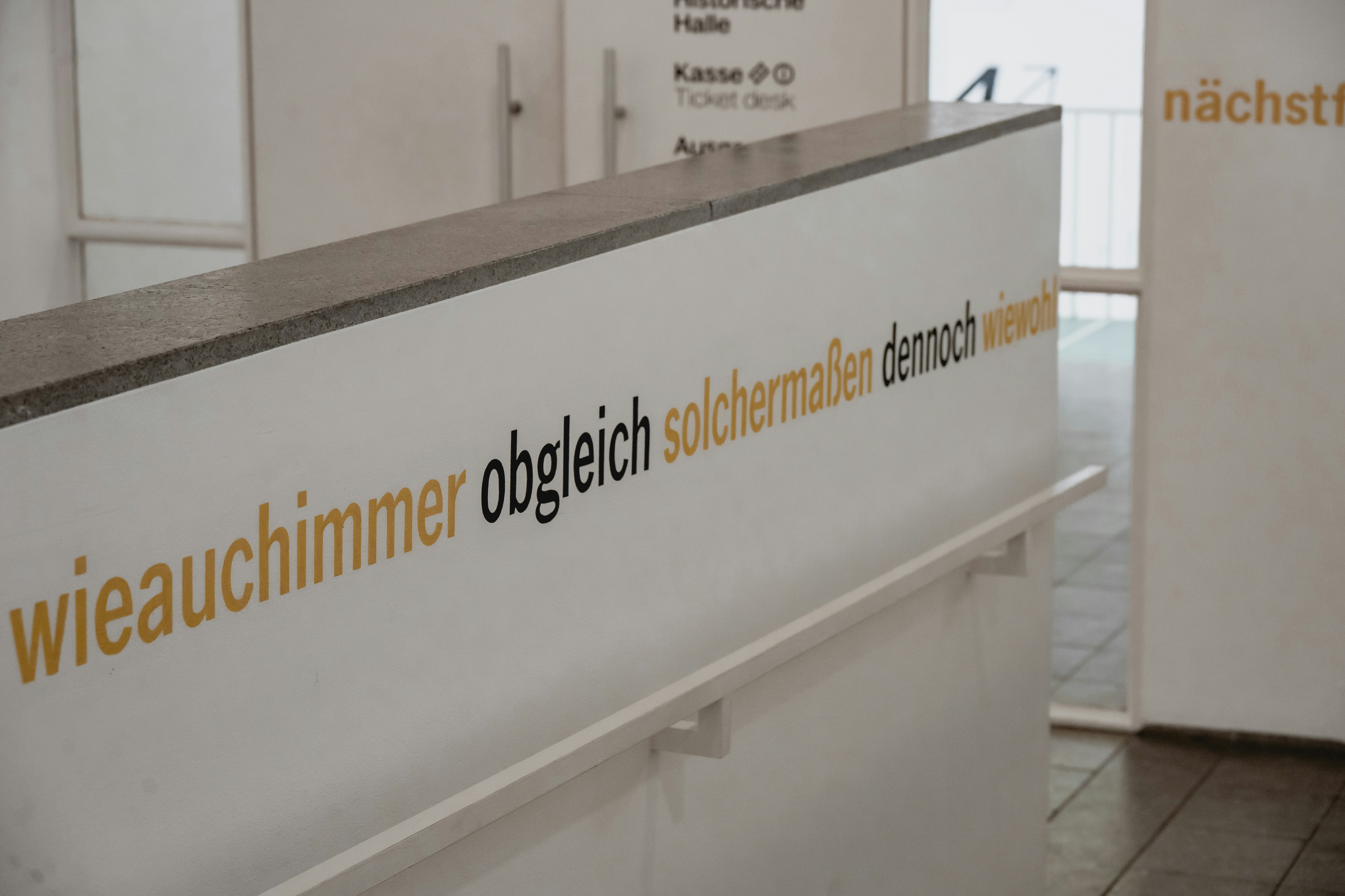 Langlauf der Worte: Längsführung durch eine gelbe Typografie am Rampenrand