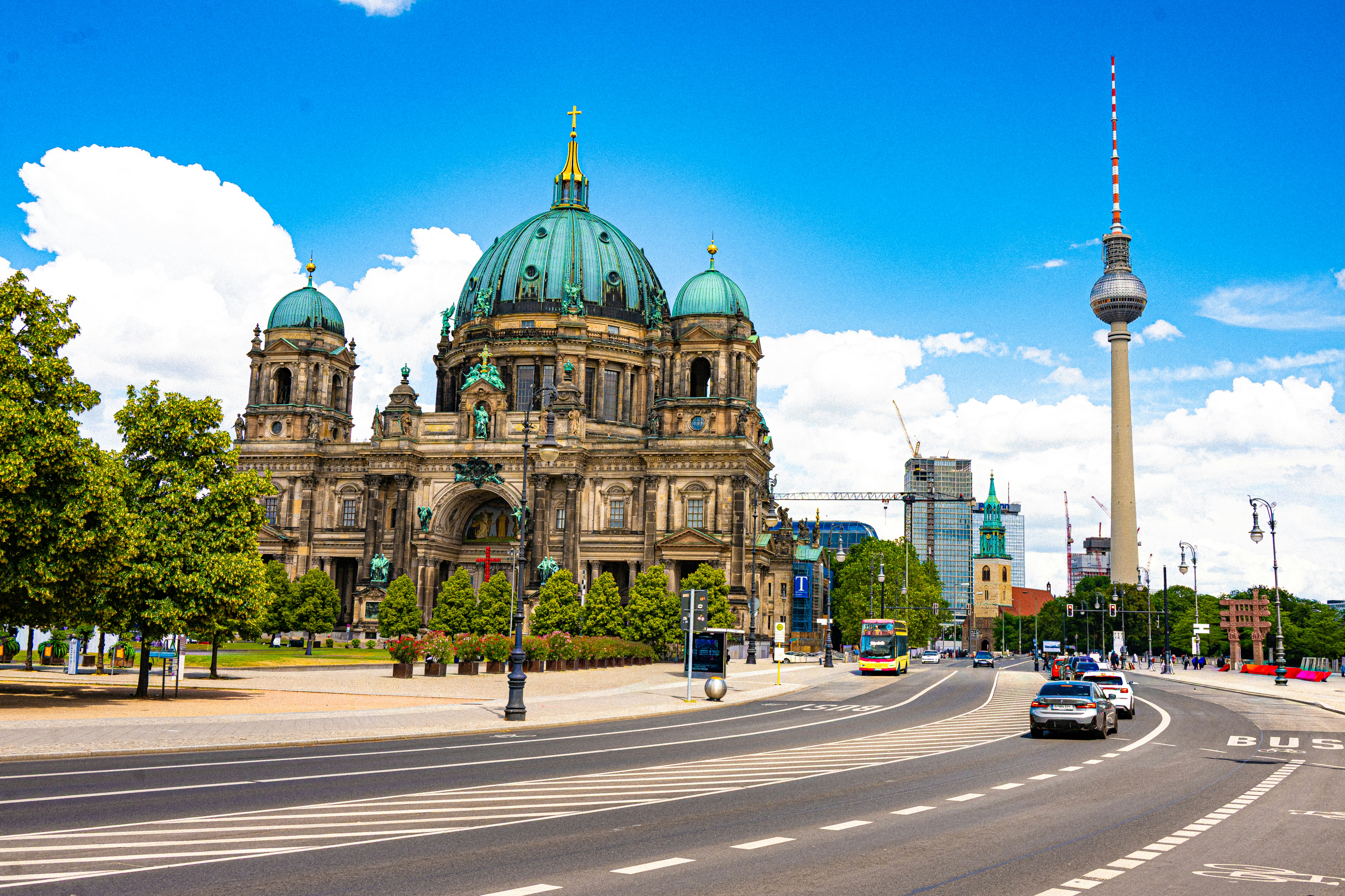 Cathedral in the Rathaus Square: Dome, Arcades, and a Modern Tower
