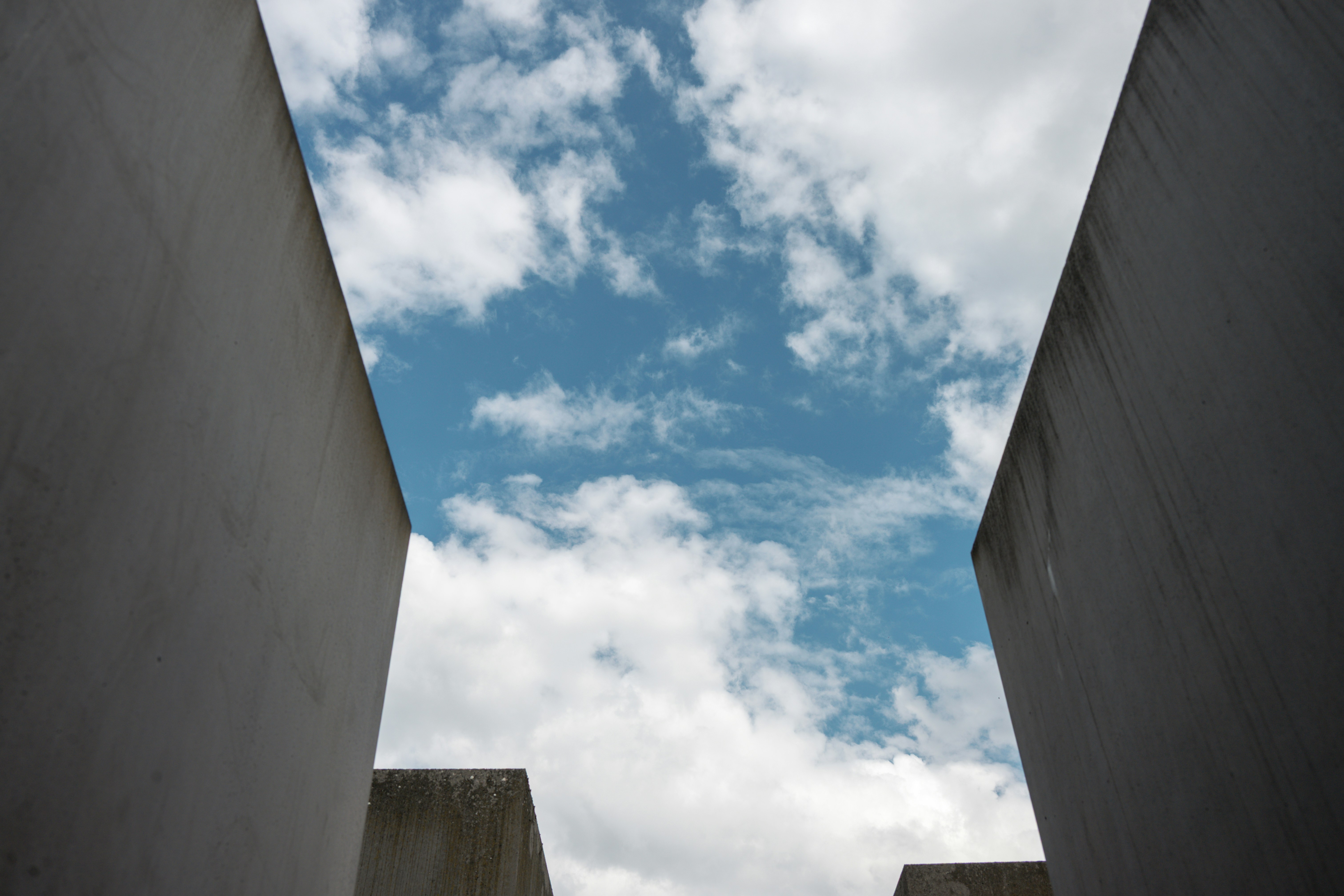 Skyward Gap: Concrete Walls Reframe the Open Sky